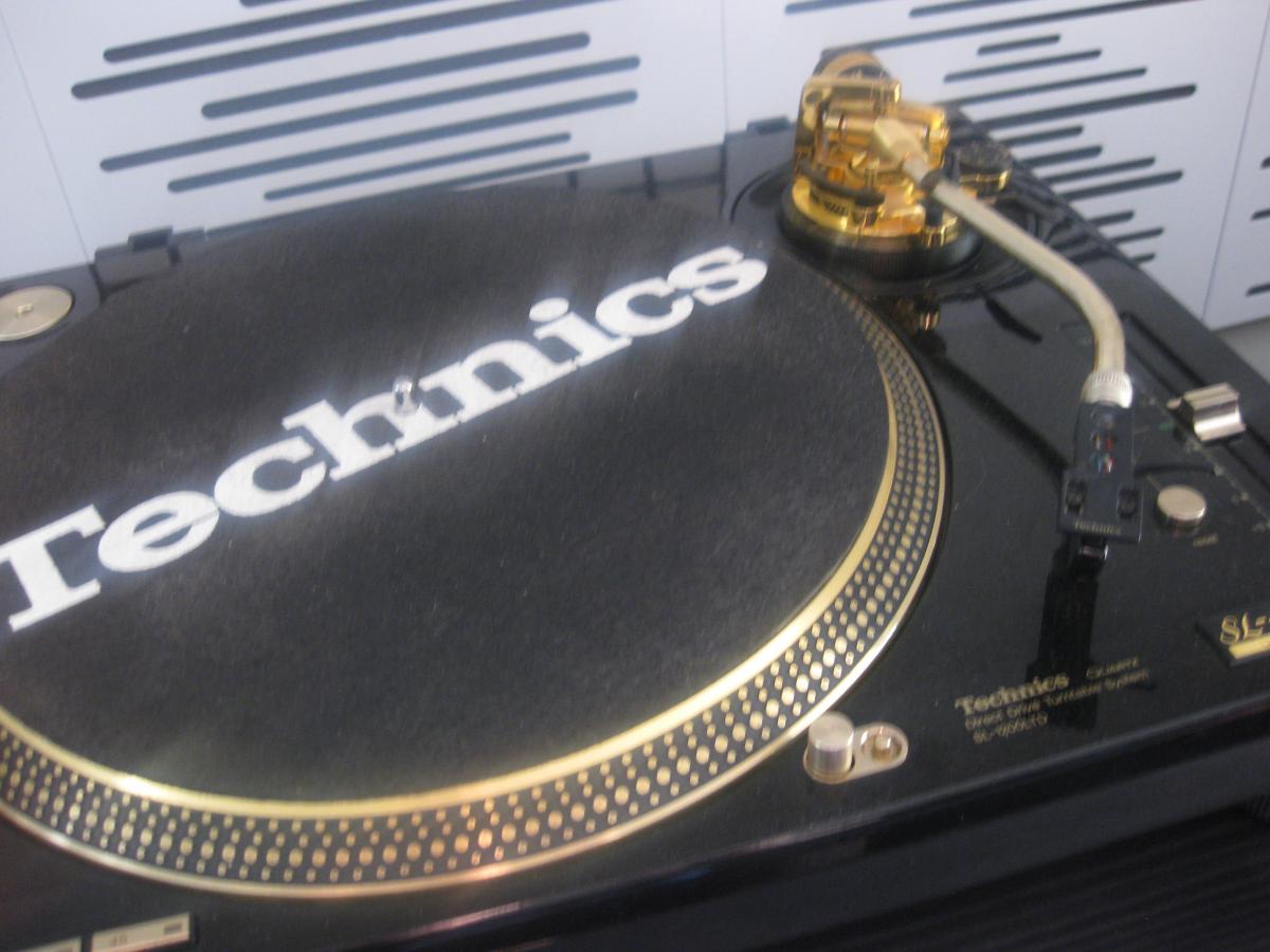 FS 2 x Technics SL 1200 GOLD limited edition turtables RARE ...