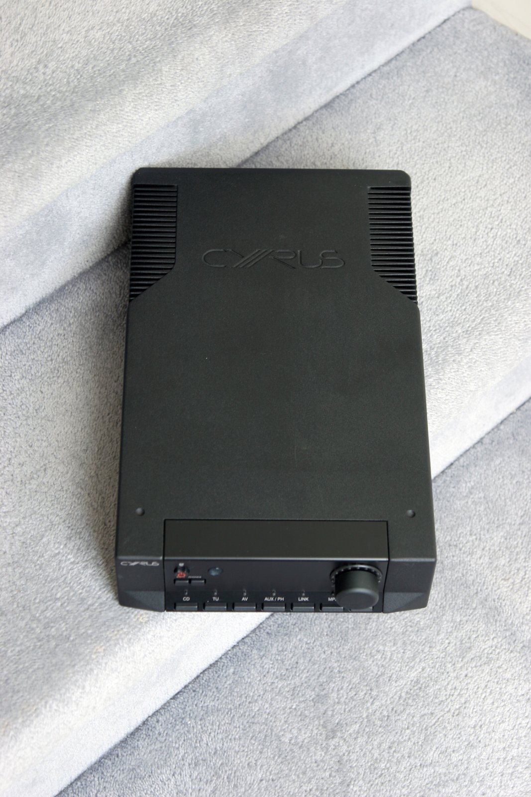 SOLD: FS: Cyrus 8 Power & Pre vs2 in Black (inc QED Speaker cables ...