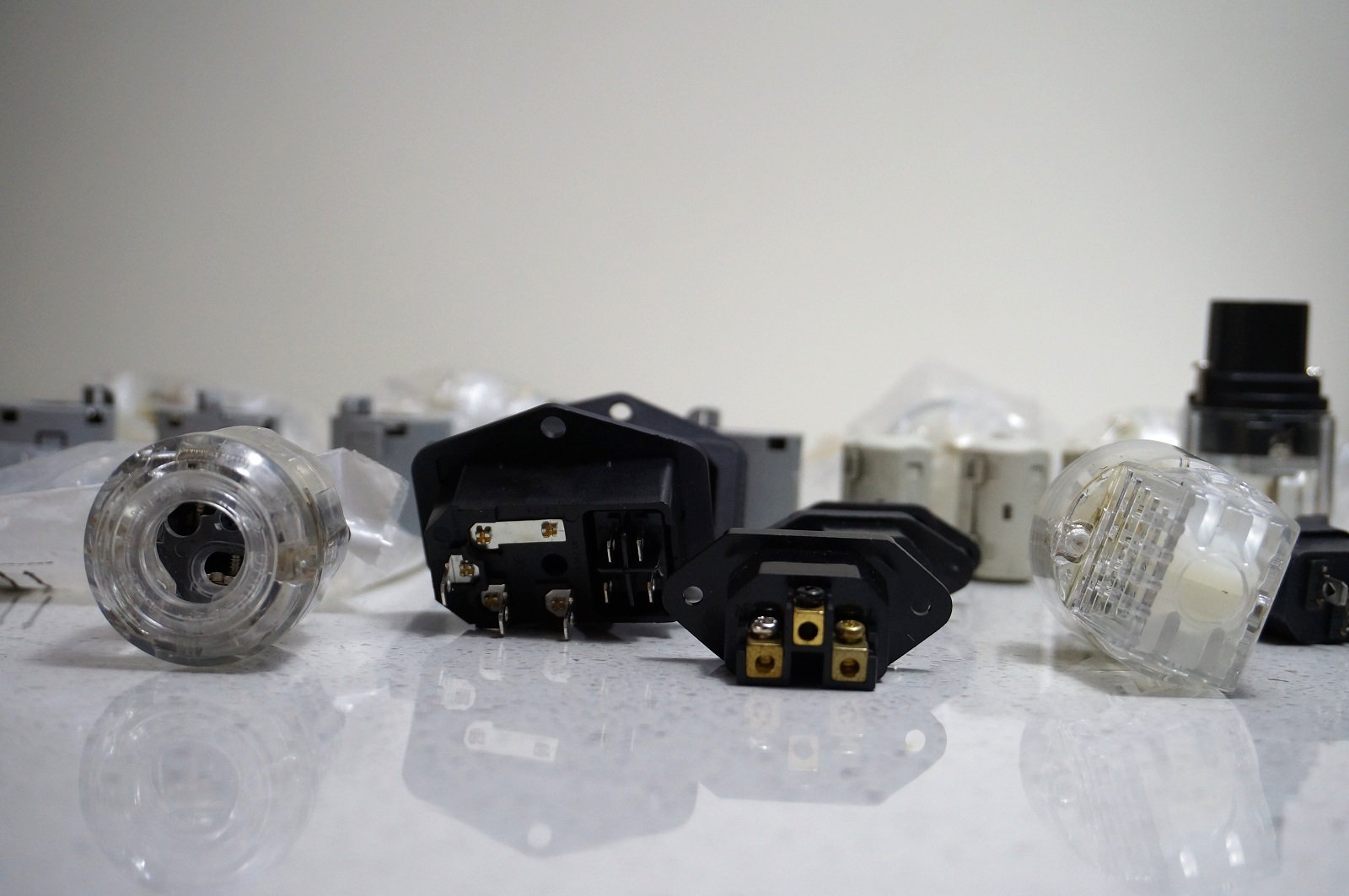 SOLD: FS: Bulk lot- Clipsal 1439SHD mains plugs, IEC's, ferrite rings ...