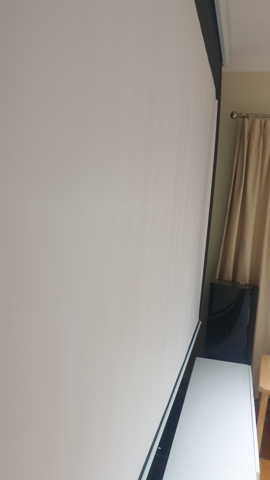 VisuaLax motorised screen - Televisions, Projectors & Screens - StereoNET