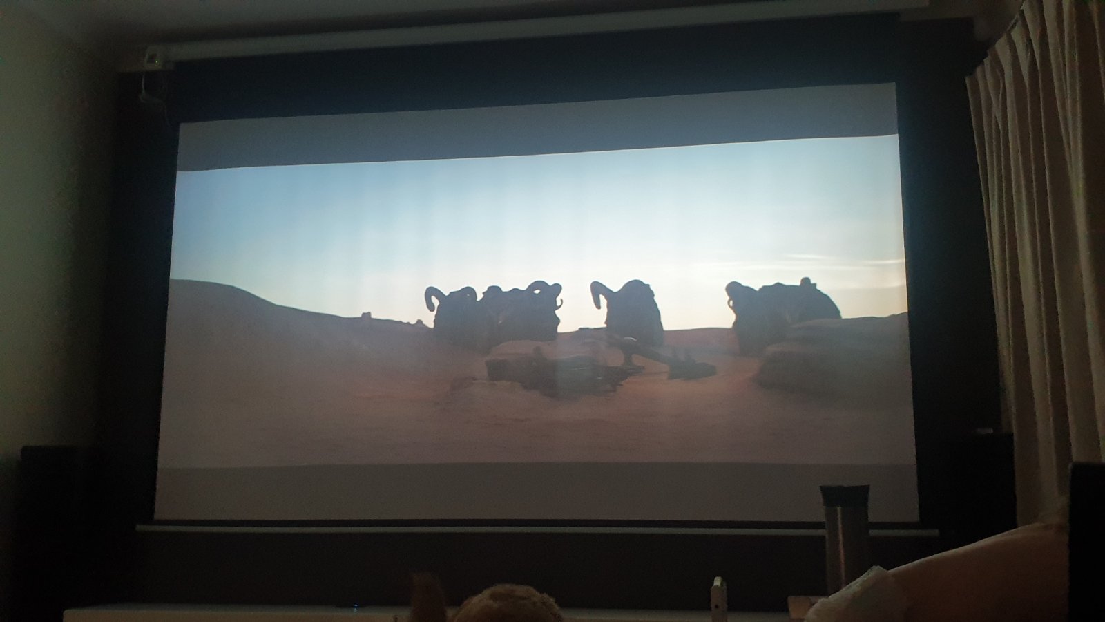 VisuaLax motorised screen - Televisions, Projectors & Screens - StereoNET