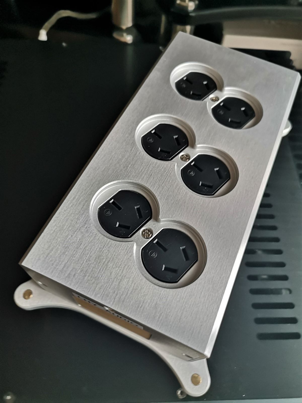 FS: LHY Audio Power Strip AU outlets w/o power filter - Hi-Fi and ...