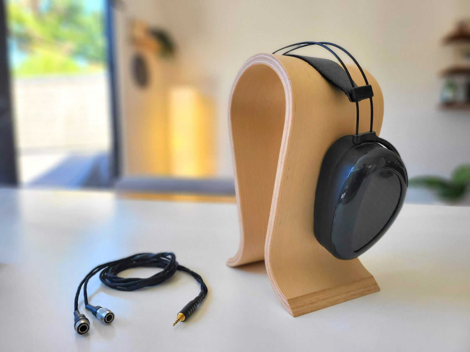 FS: Dan Clarke Audio AEON Flow Closed + stand + balanced cable - Stereo ...