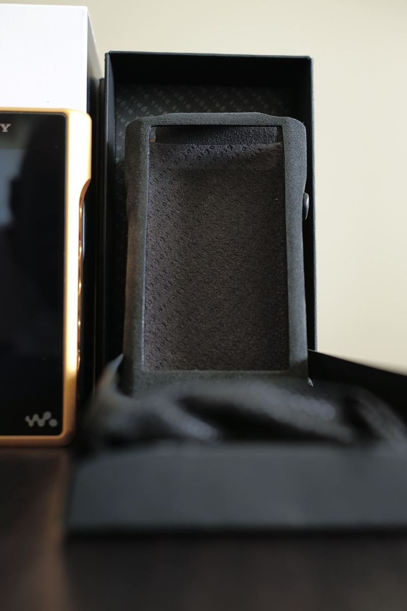 Sony WM1Z Walkman Signature Series + Two Dignis Cases - Stereo, Home ...