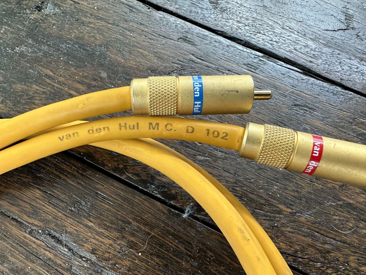 Van Den Hul The D-102 MKIII 3T Hybrid Interconnect Cables - Hi-Fi and ...