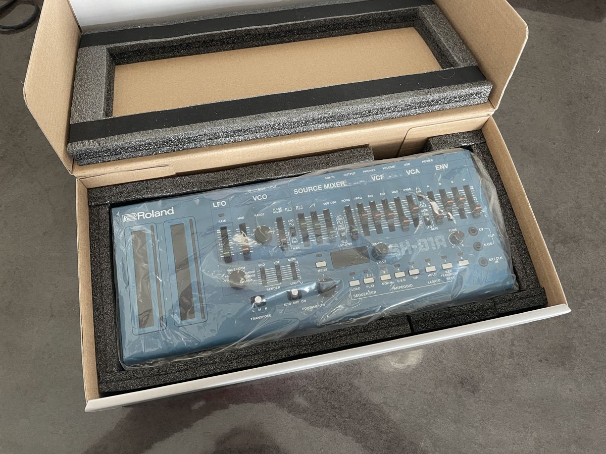 SOLD ELSEWHERE: Roland SH-01A Classic Monosynth in rare blue colour ...