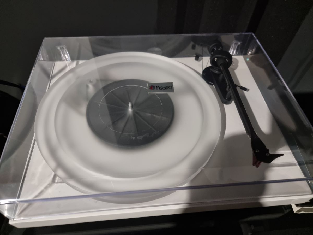 Project debut carbon Turntable with acrylic platter - Stereo, Home ...