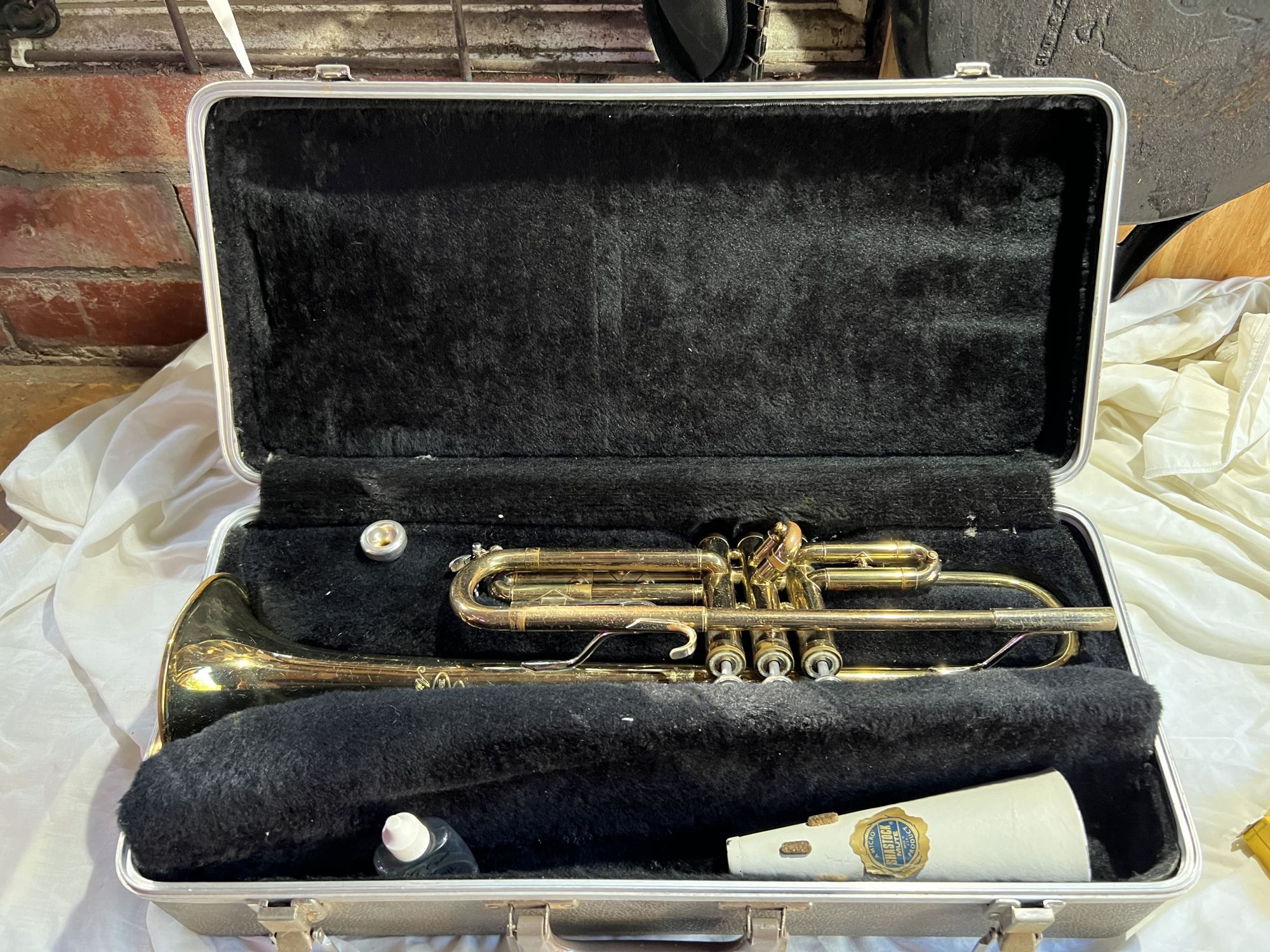 Buescher Aristocrat trumpet with case - Classifieds - All Other - StereoNET