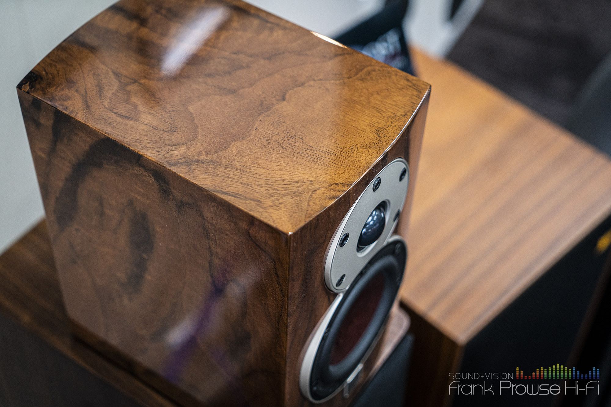 Dali MENUET SE - Wild Walnut - Aussie Audio Mart