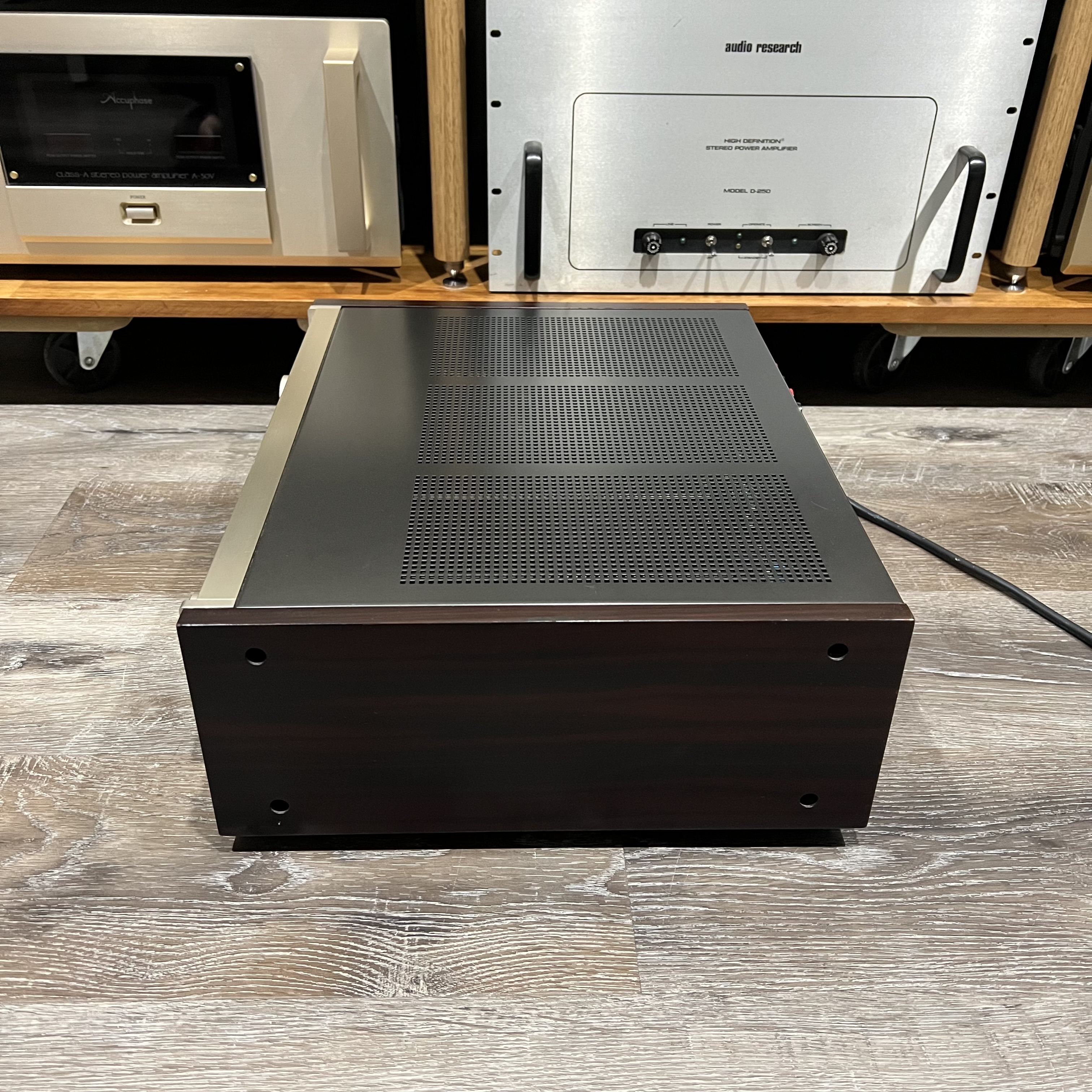Accuphase E-305 Integrated Stereo Amplifier (240 Volt) |﻿ Stereo, Home Cinema, Headphones Components