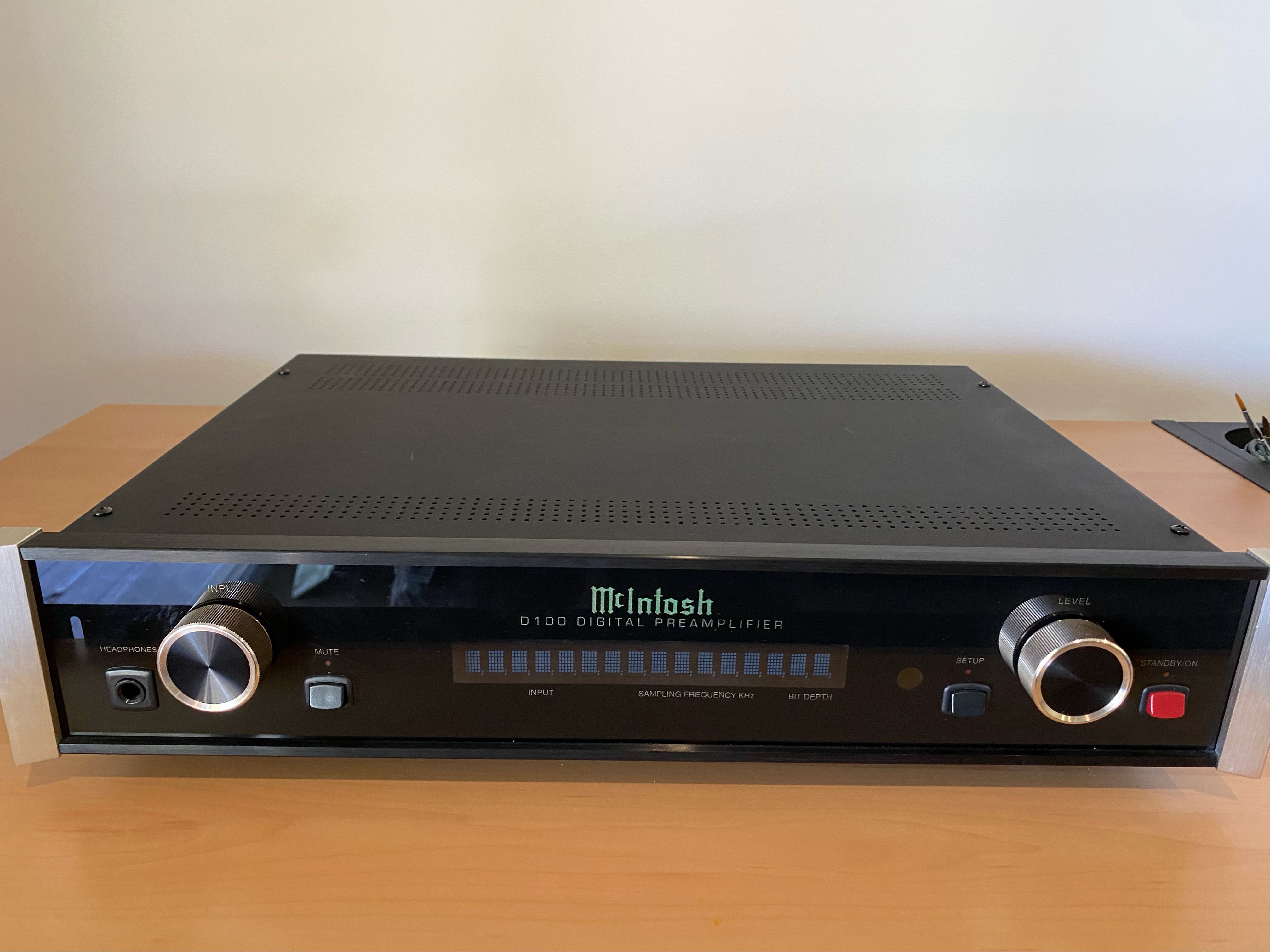 Mcintosh D100 Digital Preamplifier / DAC - Stereo, Home Cinema ...