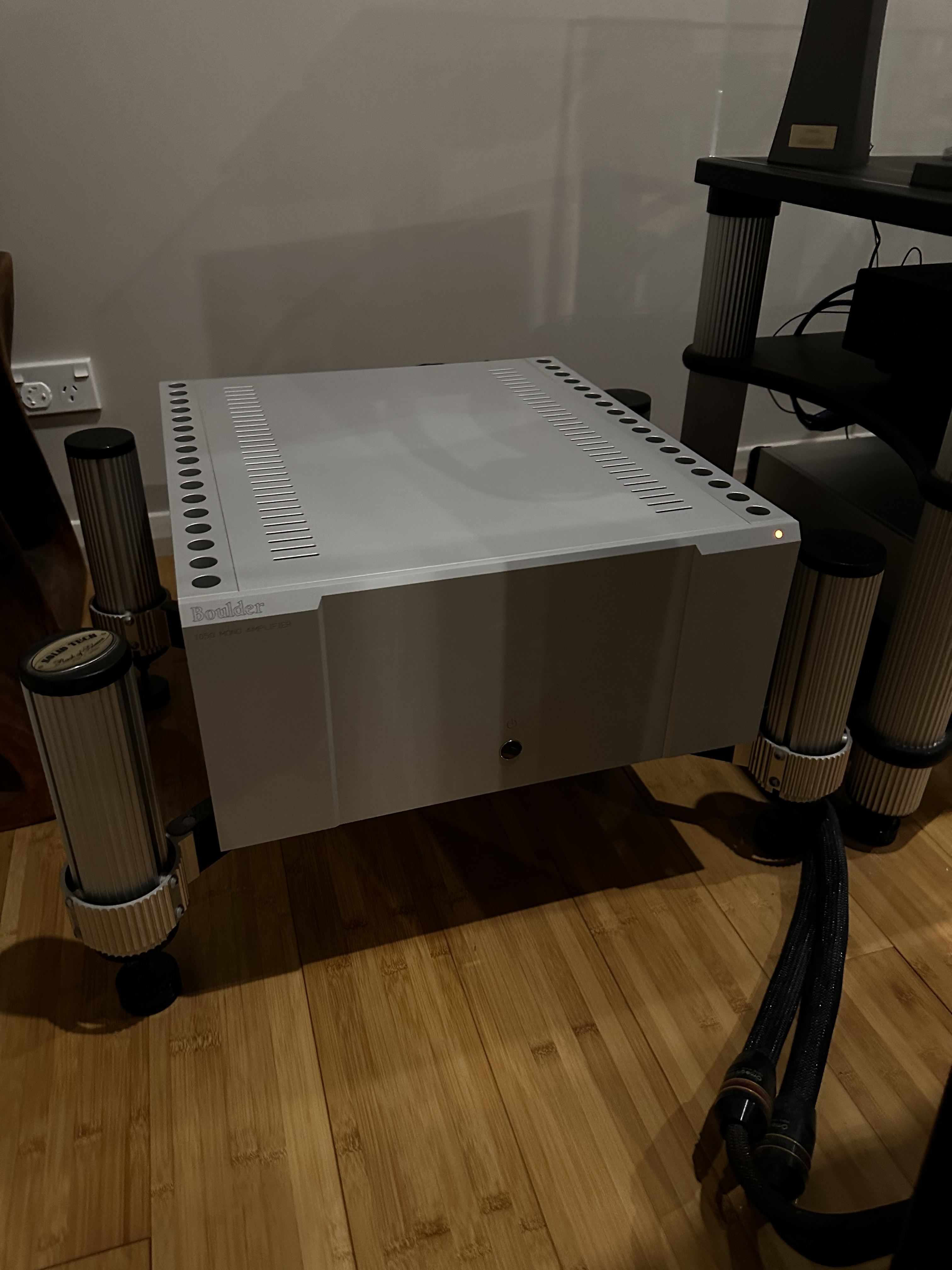 Boulder 1050 mono blocks with solid tech rack of silence - Stereo, Home ...
