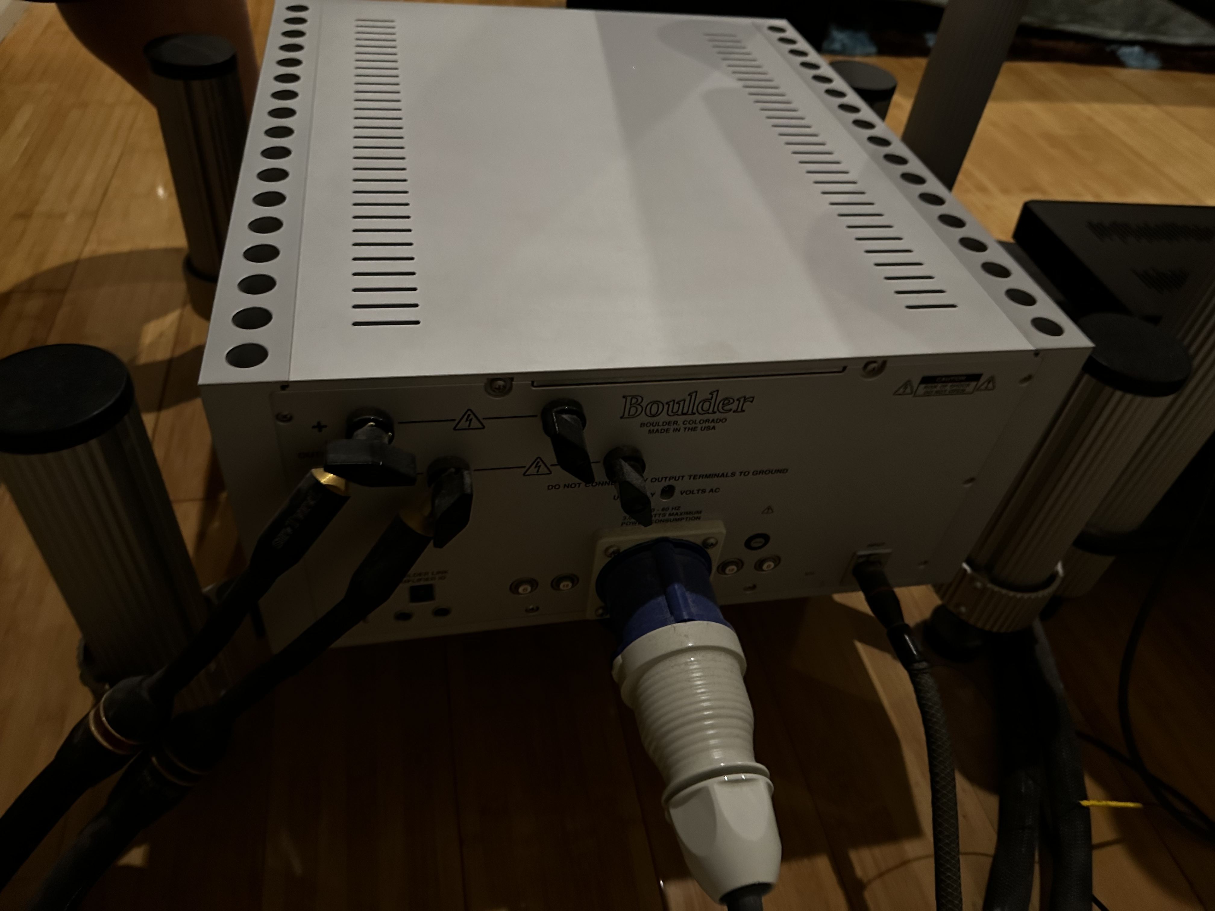 Boulder 1050 mono blocks with solid tech rack of silence - Stereo, Home ...