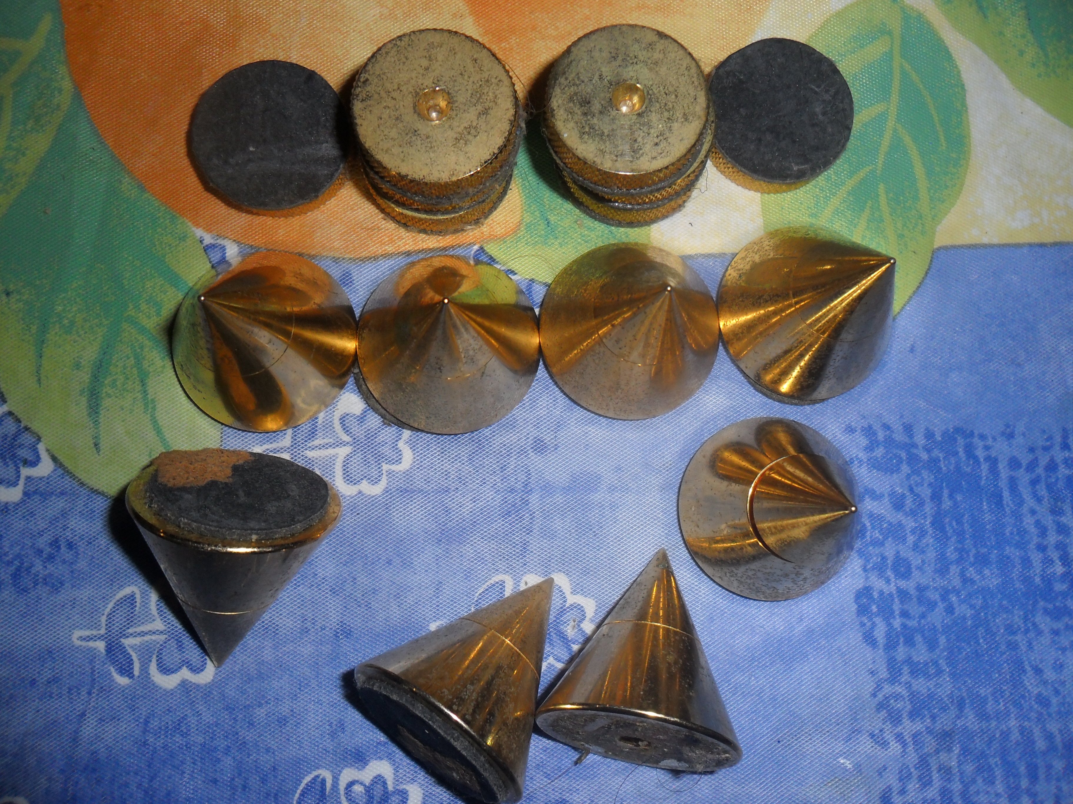 Set of 8 Selbys Isolation cones and spikes - Hi-Fi and Cinema Cables ...