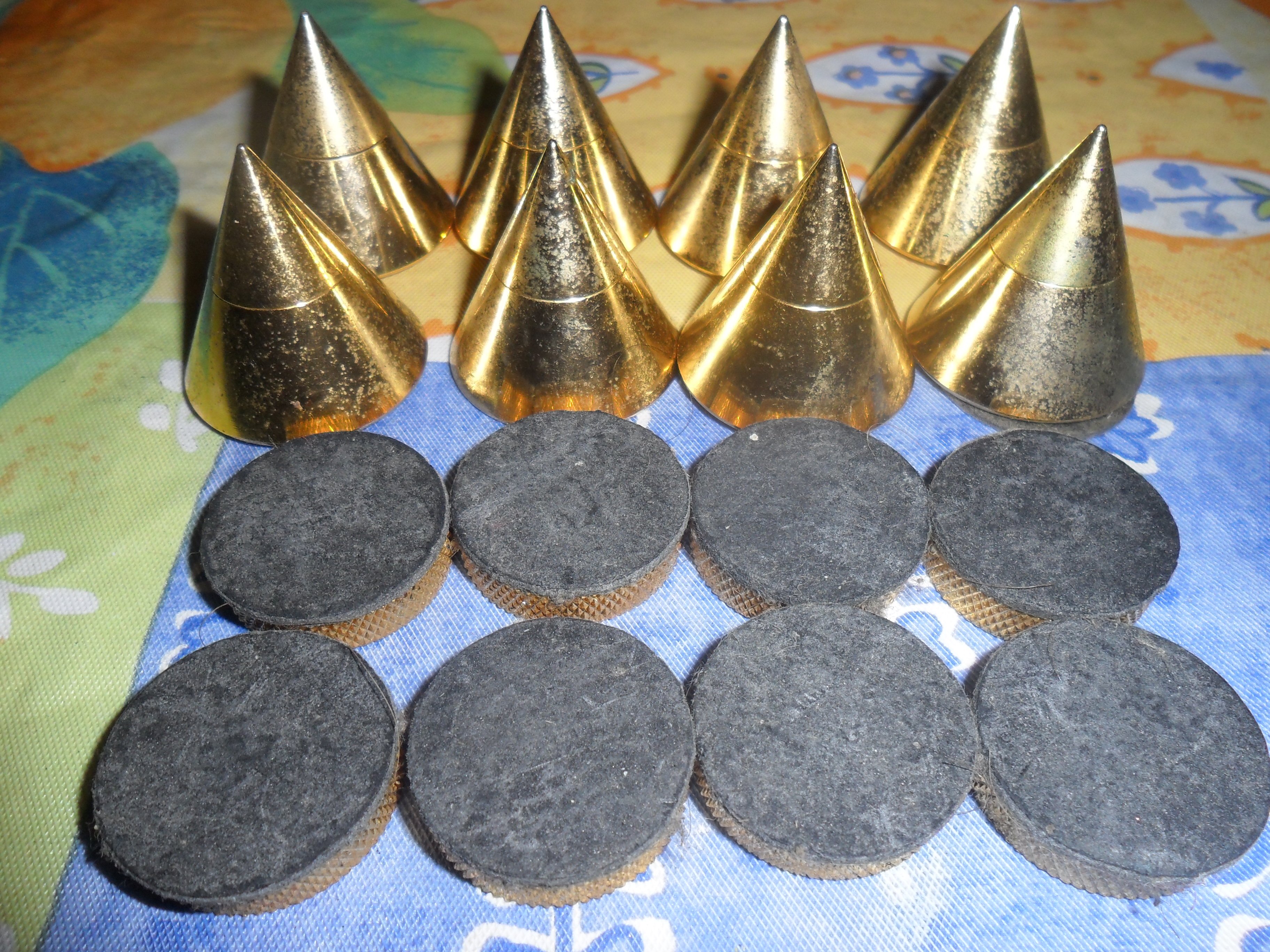 Set of 8 Selbys Isolation cones and spikes - Hi-Fi and Cinema Cables ...