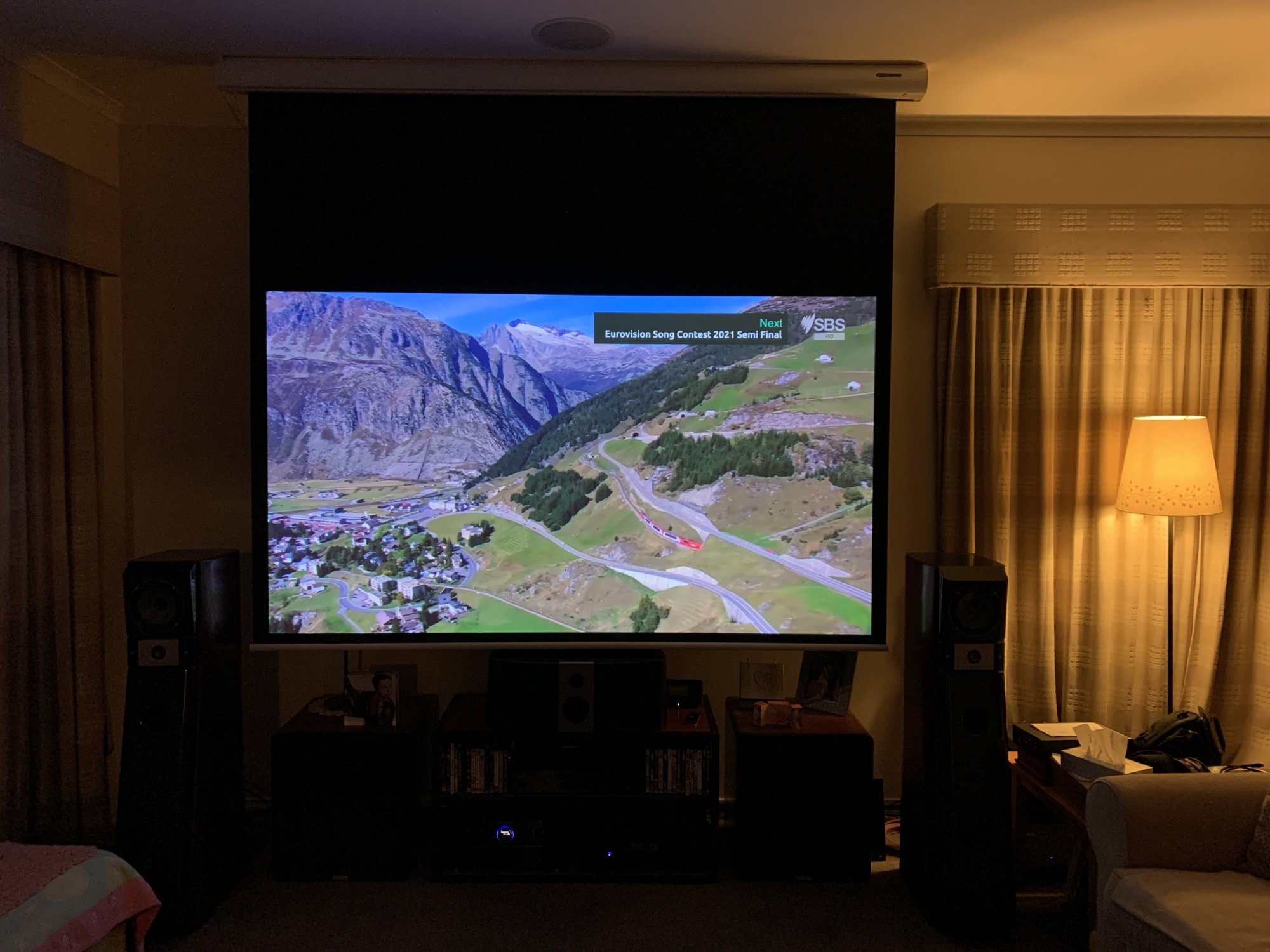 white or grey screen? - Televisions, Projectors & Screens - StereoNET