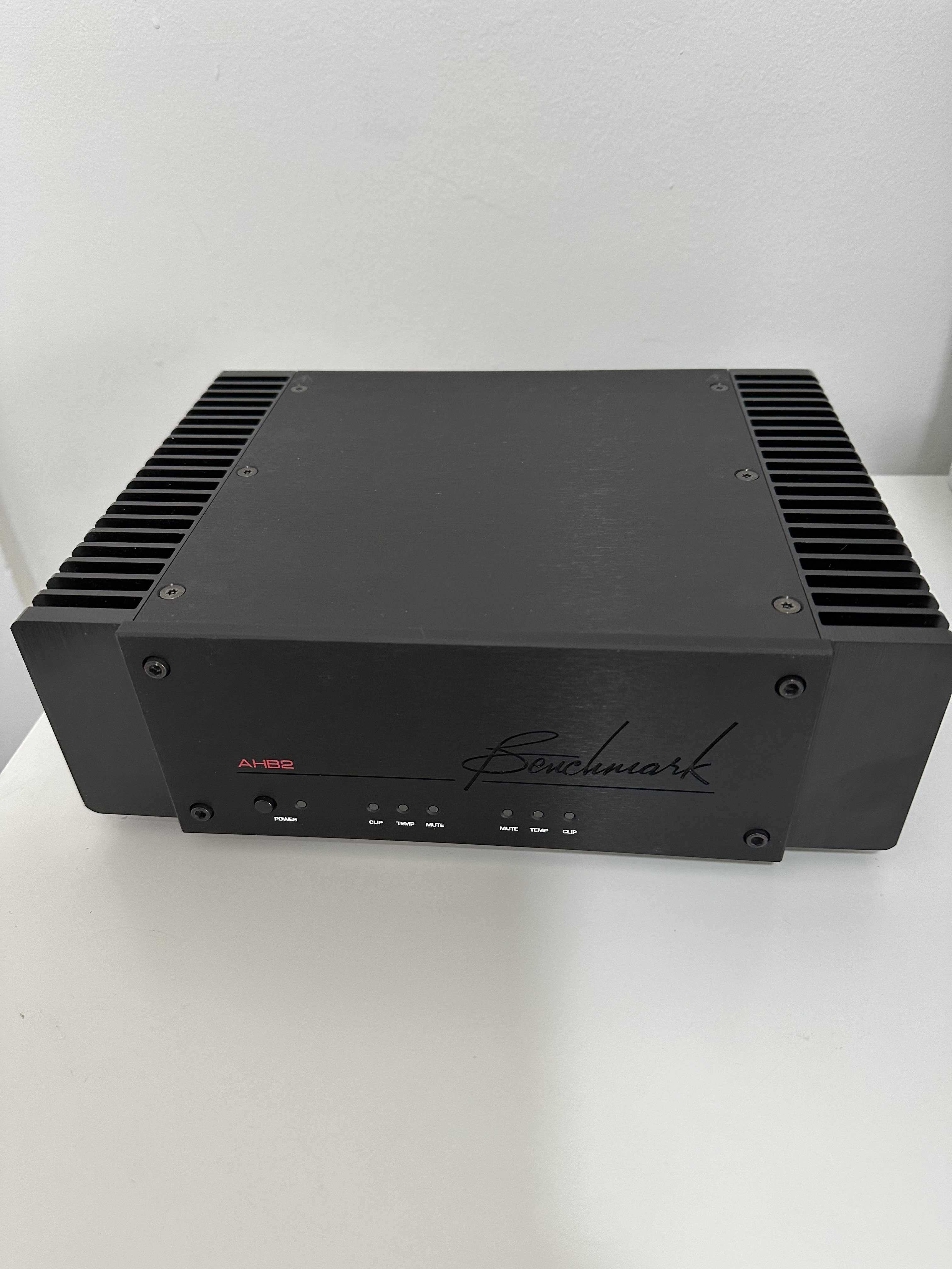 Benchmark Media Systems AHB2 Power Amplifier - Power Amplifiers - StereoNET