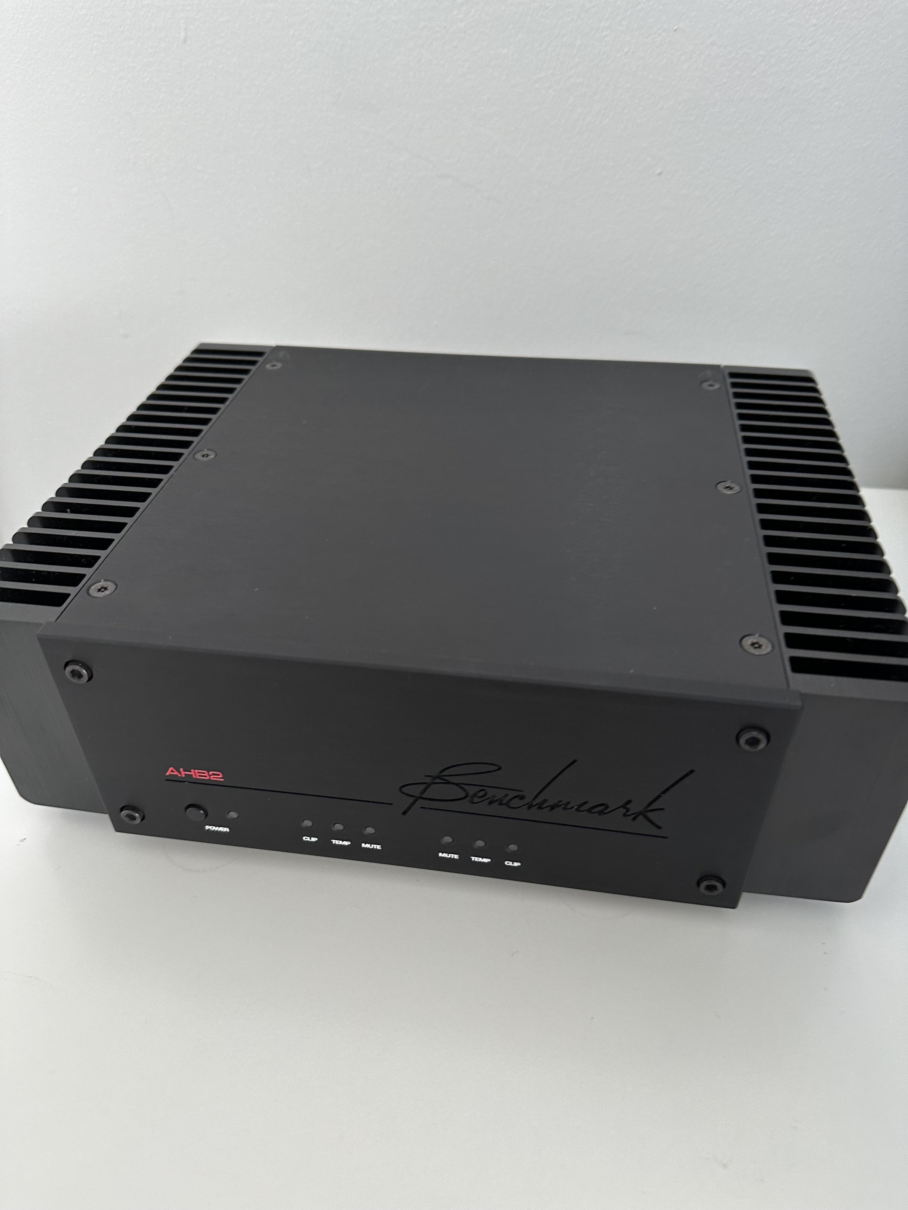 Benchmark Media Systems AHB2 Power Amplifier - Power Amplifiers - StereoNET