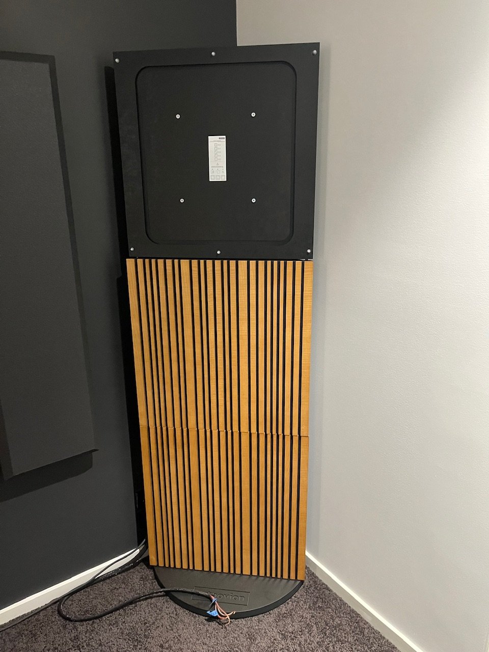 Artnovion Sienna BT Corner Bass Trap - Acoustic Treatment - StereoNET