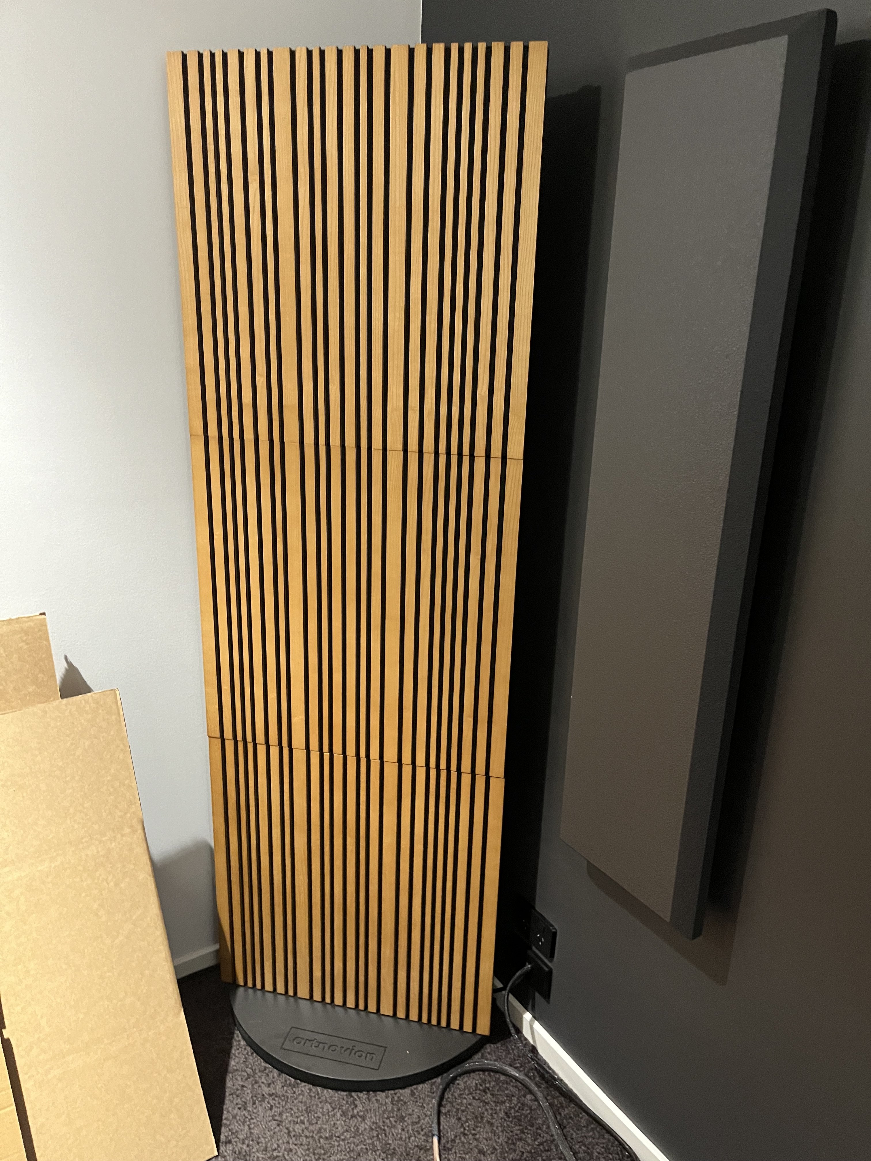 Artnovion Sienna BT Corner Bass Trap - Acoustic Treatment - StereoNET