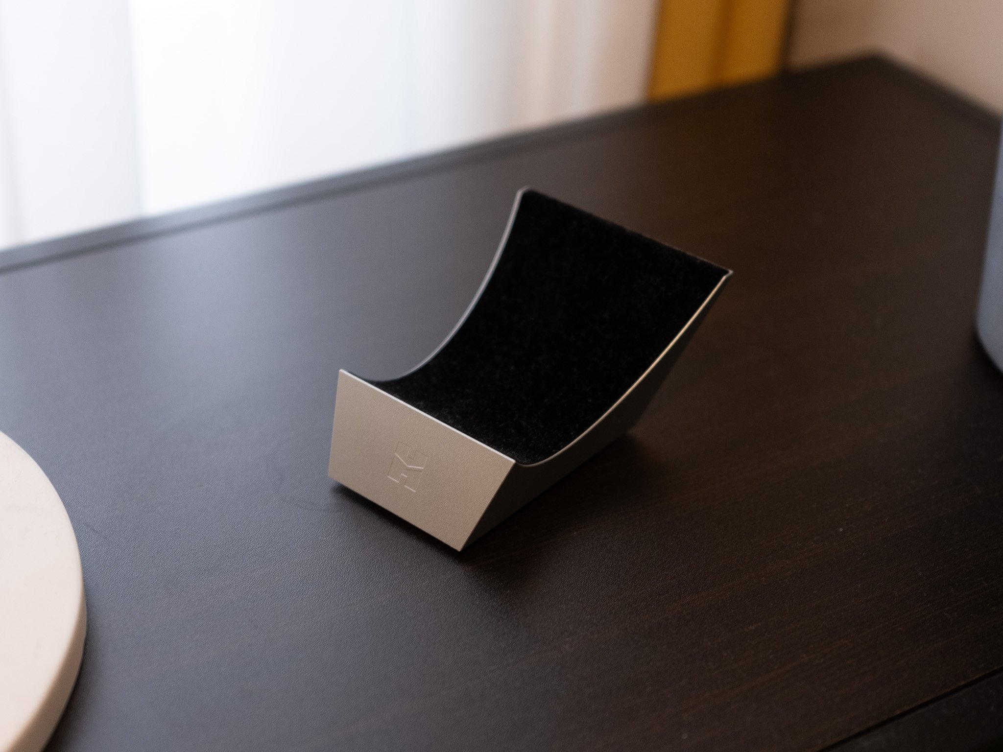 HiFiMan Shangri-La Headphone Stand - Headphone Accessories - StereoNET