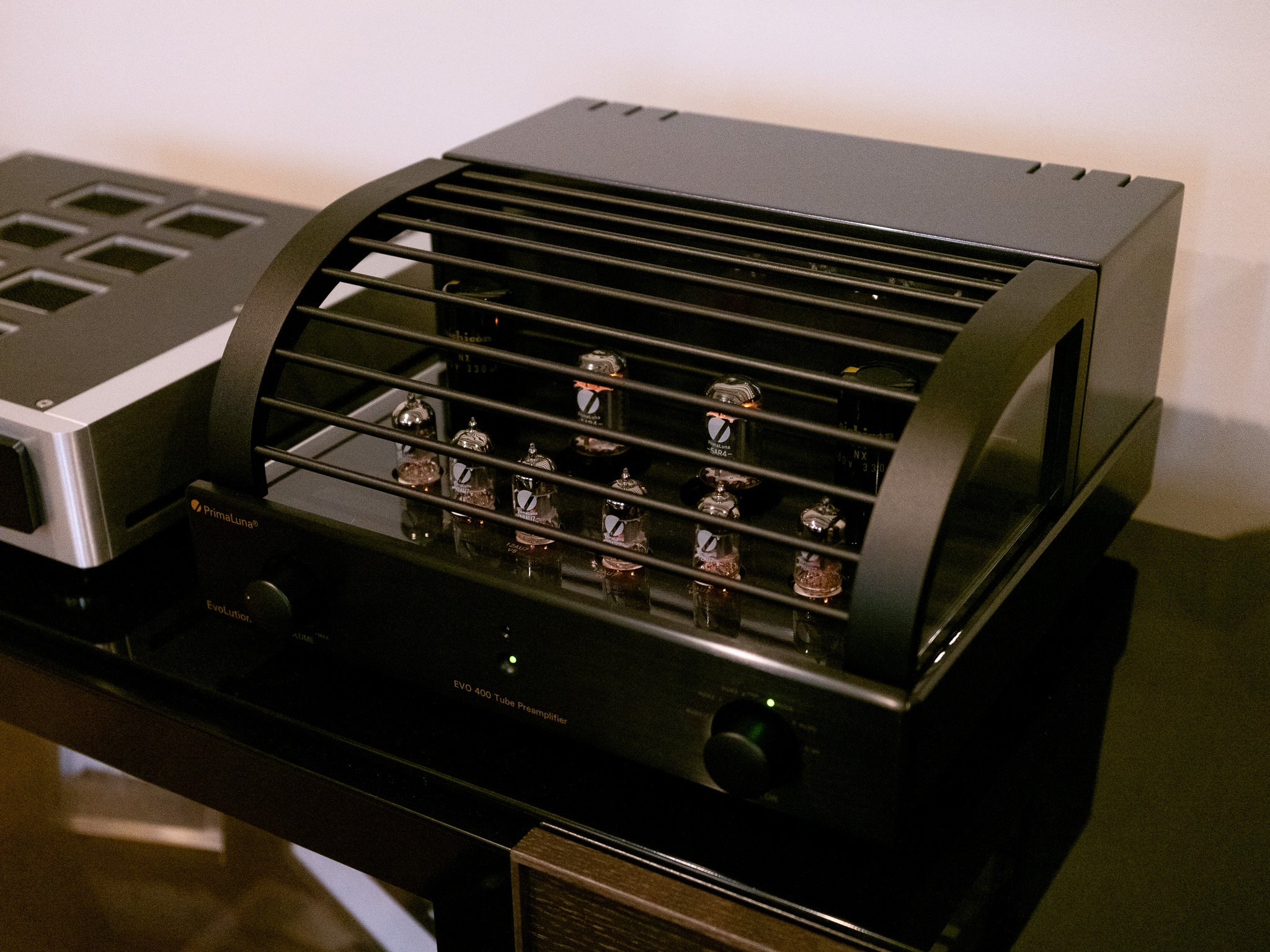 PrimaLuna evo 400 Pre Amplifier - Pre Amplifiers - StereoNET