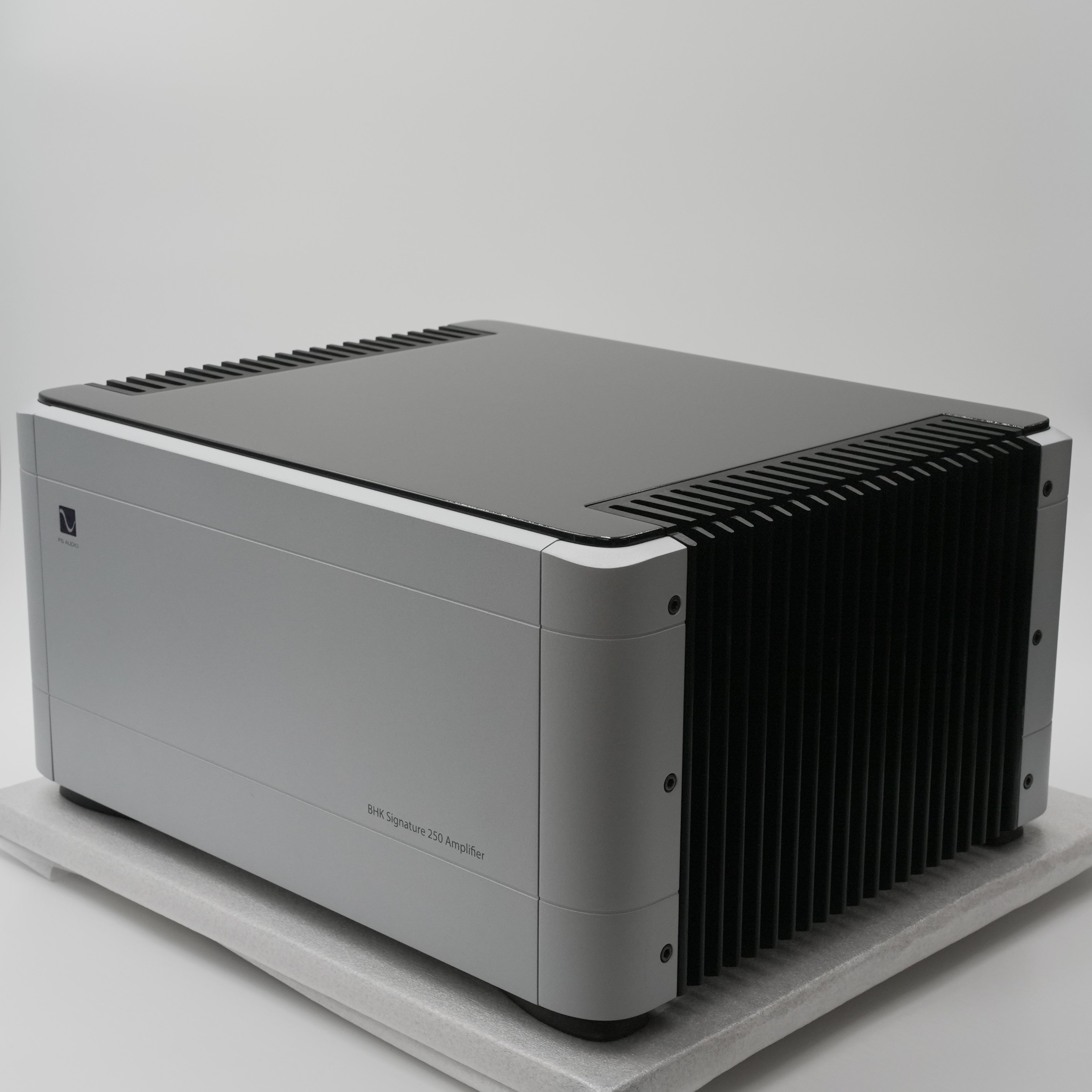 PS Audio BHK250 (Silver) Power Amplifier - Power Amplifiers - StereoNET