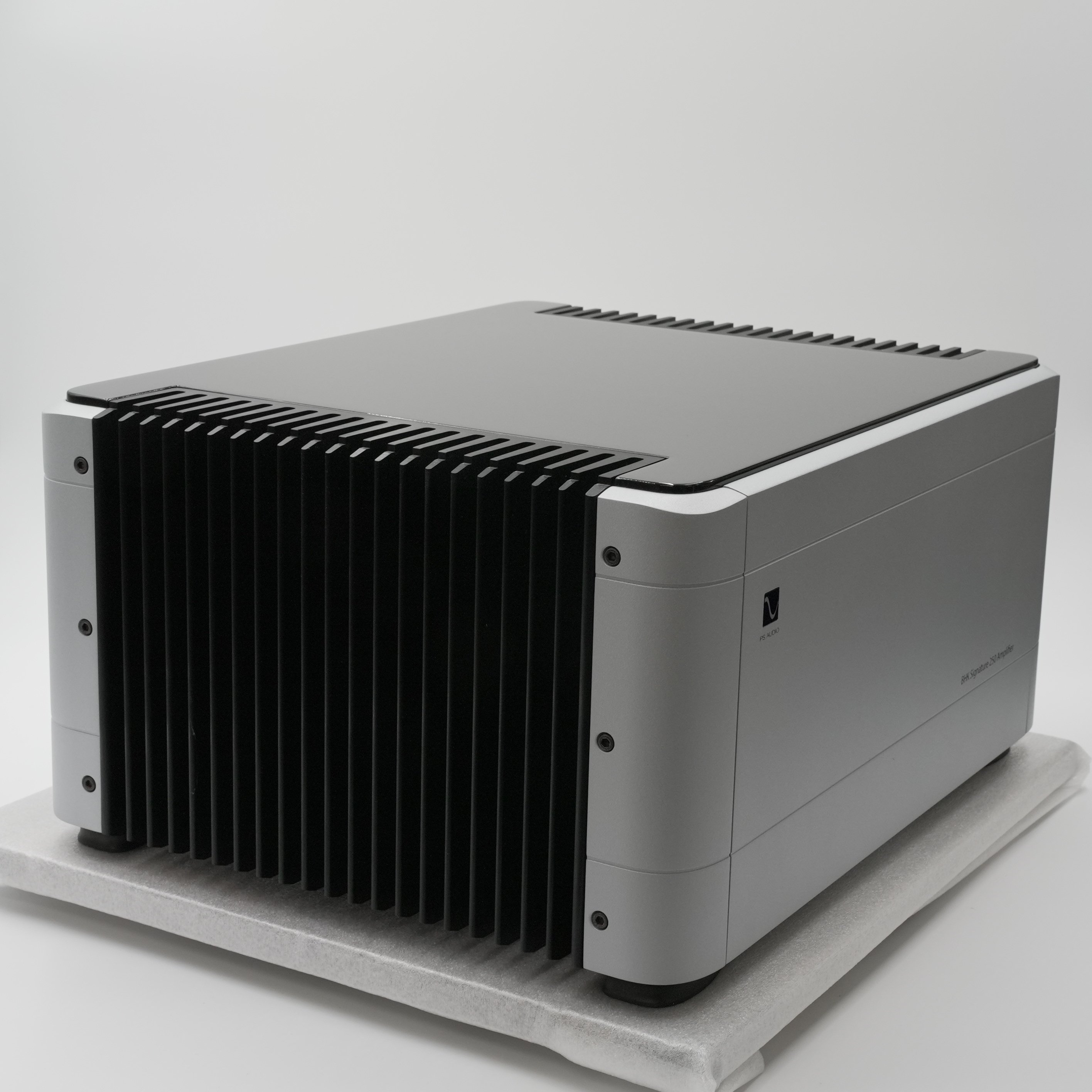 PS Audio BHK250 (Silver) Power Amplifier - Power Amplifiers - StereoNET