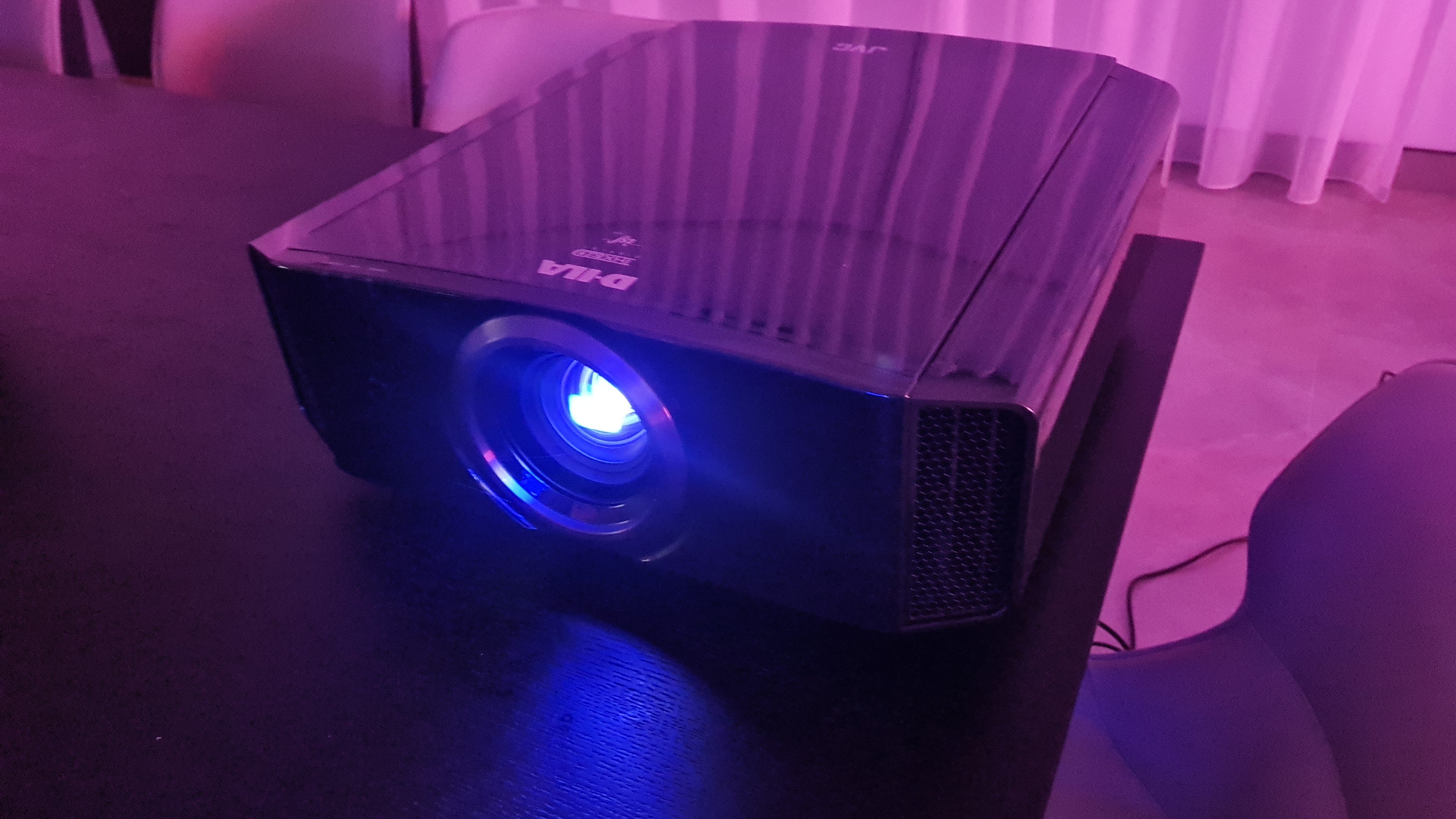 JVC X9500 Projector - Projectors & Screens - StereoNET