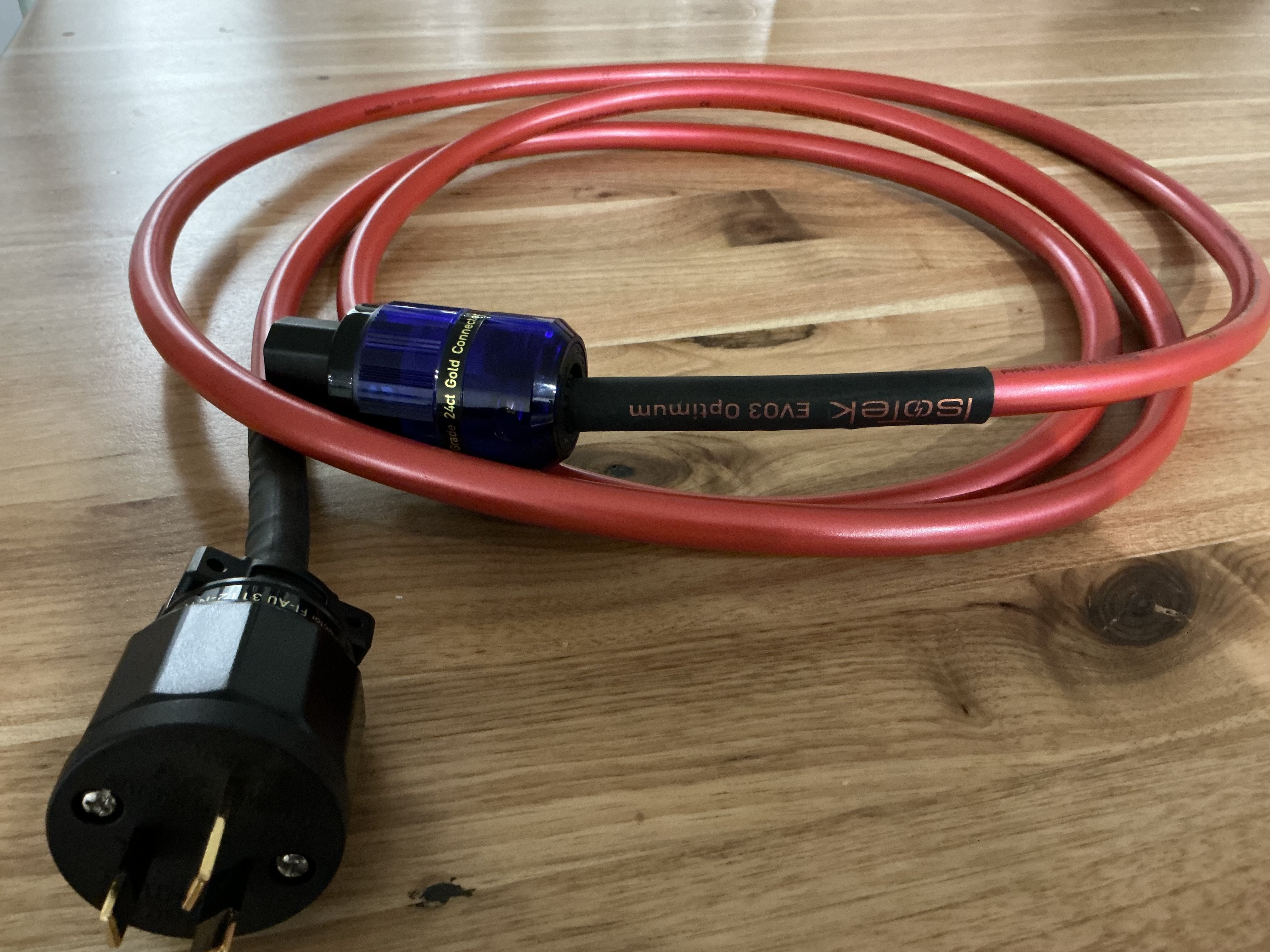 IsoTek Evo3 Optimum Power Cable - Power Cables - StereoNET