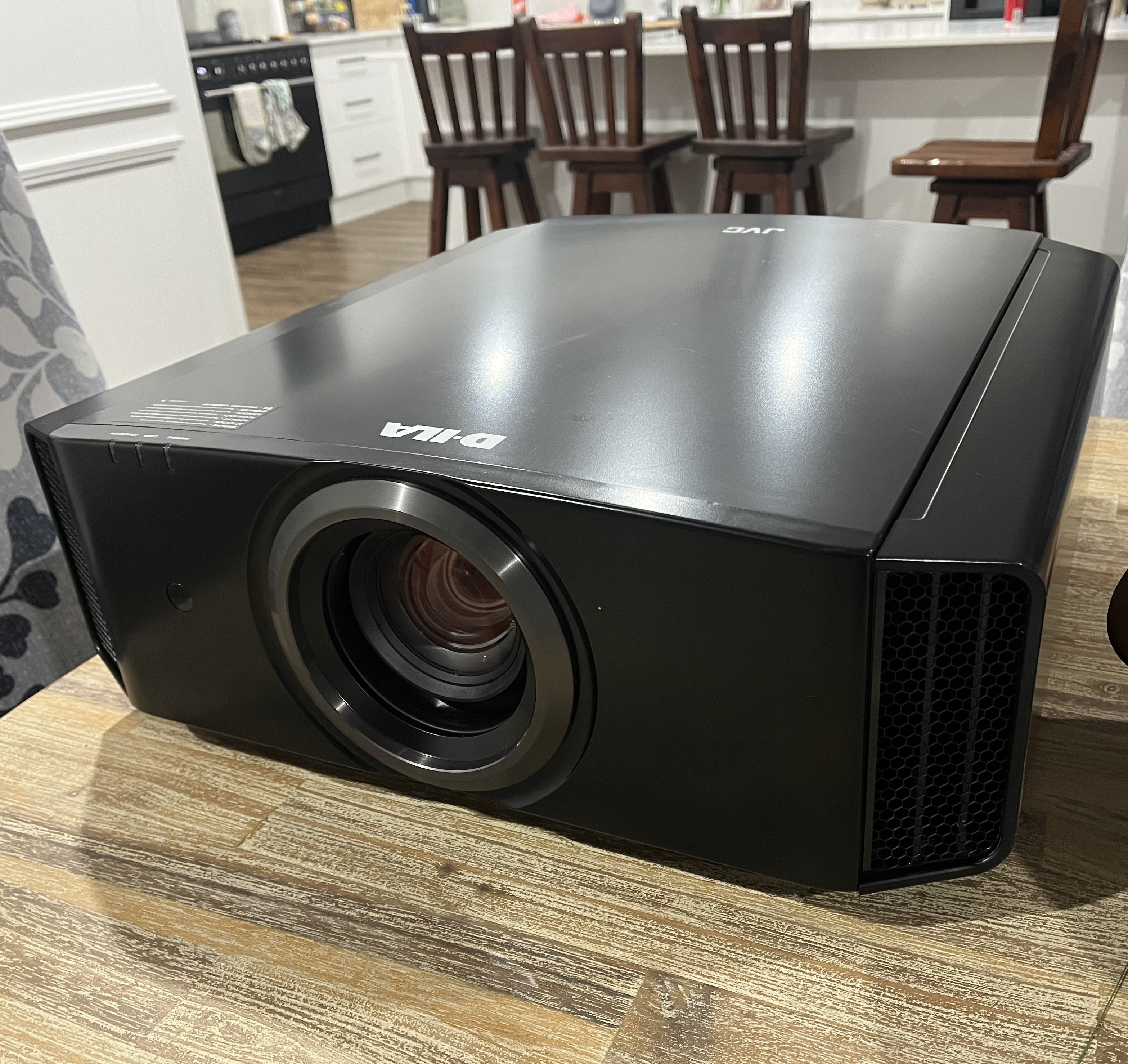 JVC X55 Projector - Projectors & Screens - StereoNET