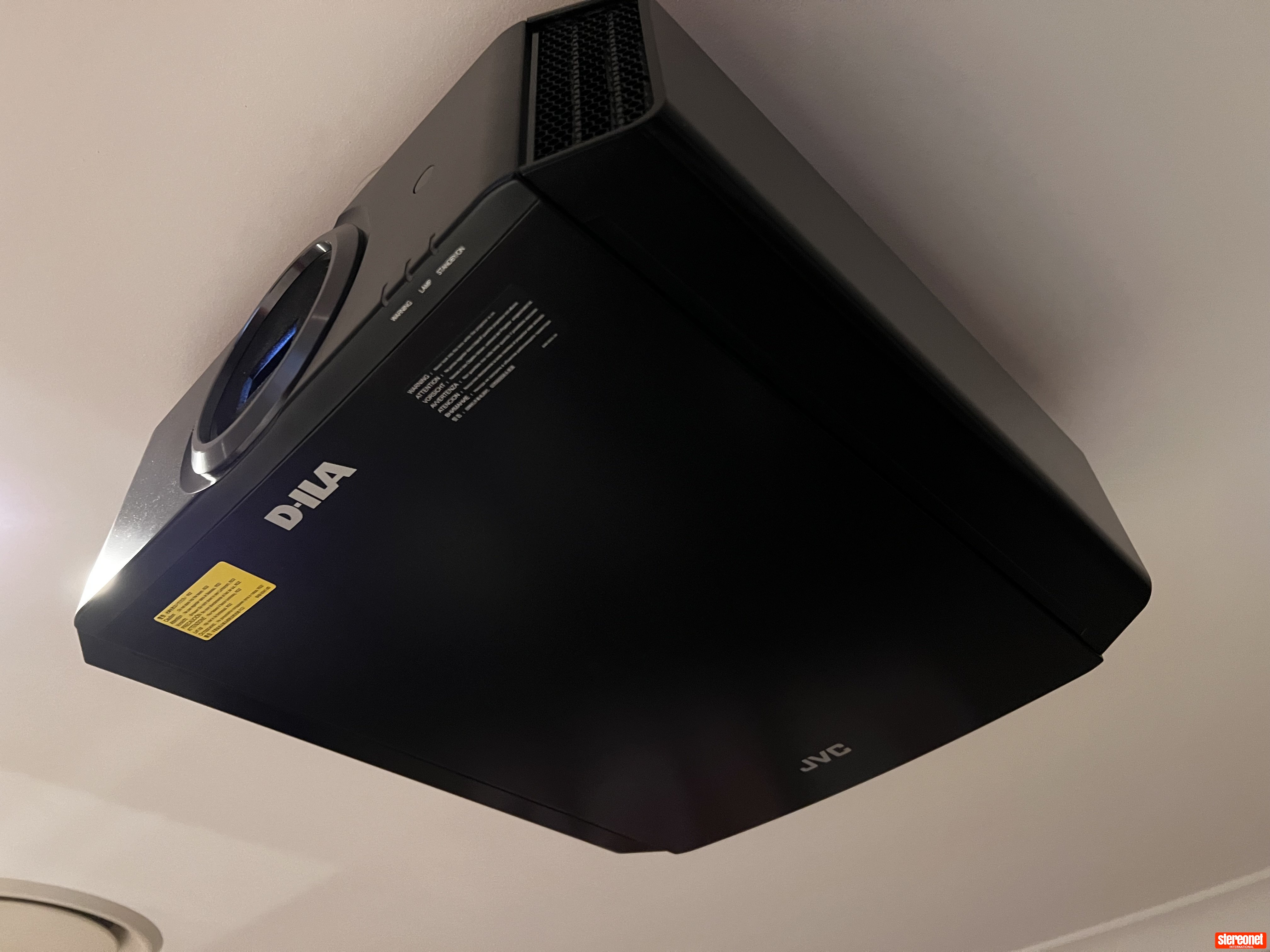 JVC X5900BE Projector - Projectors & Screens - StereoNET