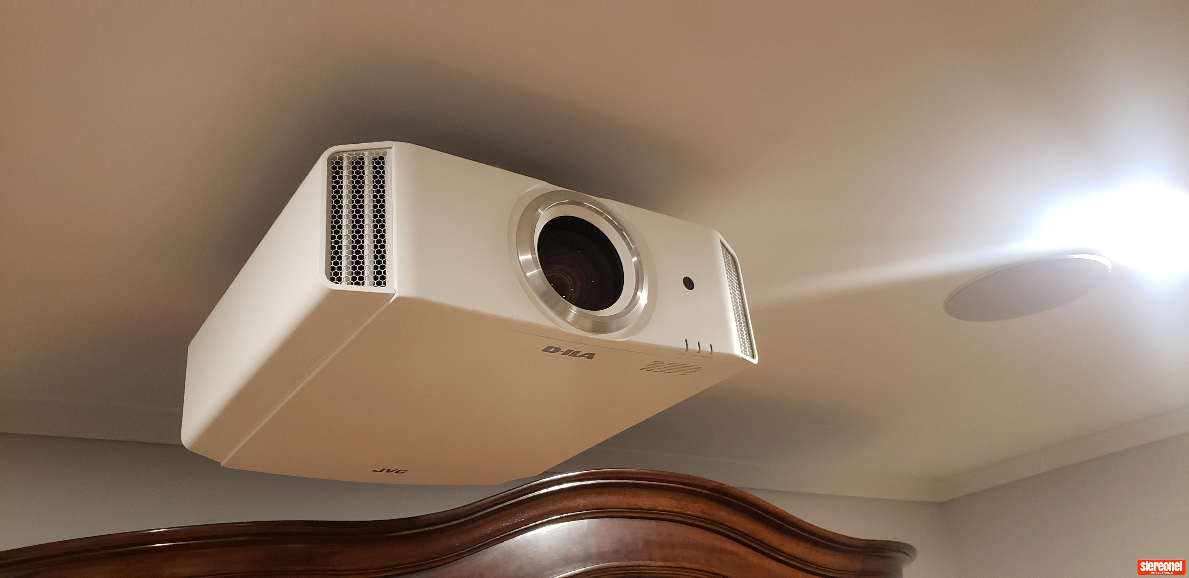 JVC DLA-X500W Projector - Projectors & Screens - StereoNET