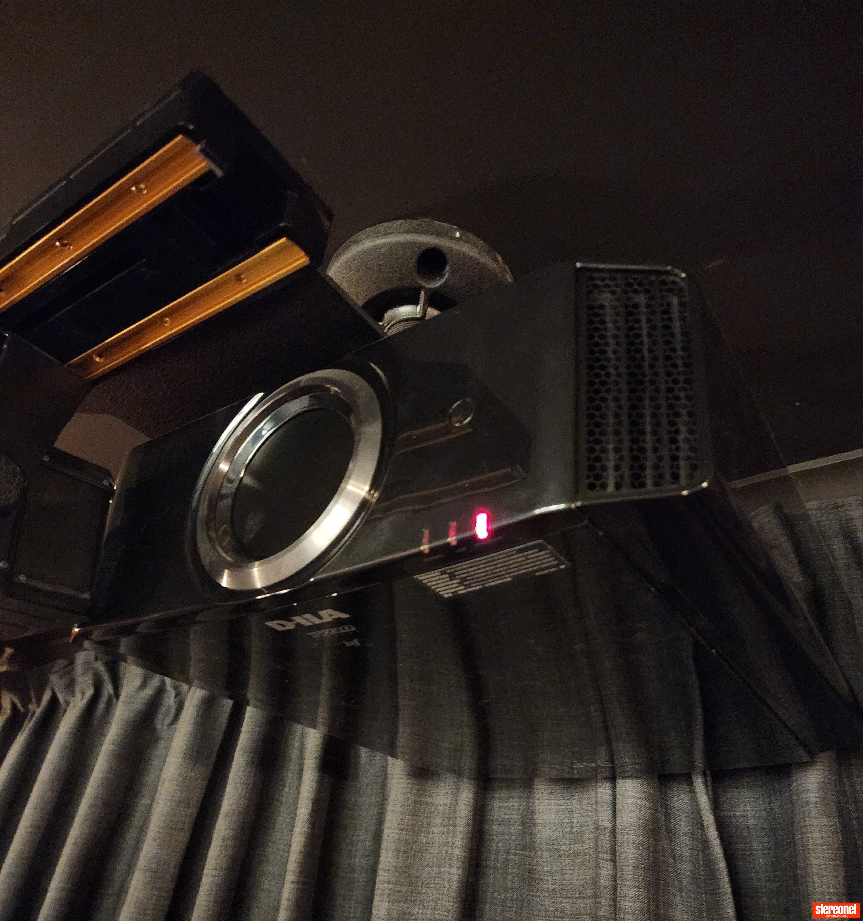 JVC X95R Projector - Projectors & Screens - StereoNET