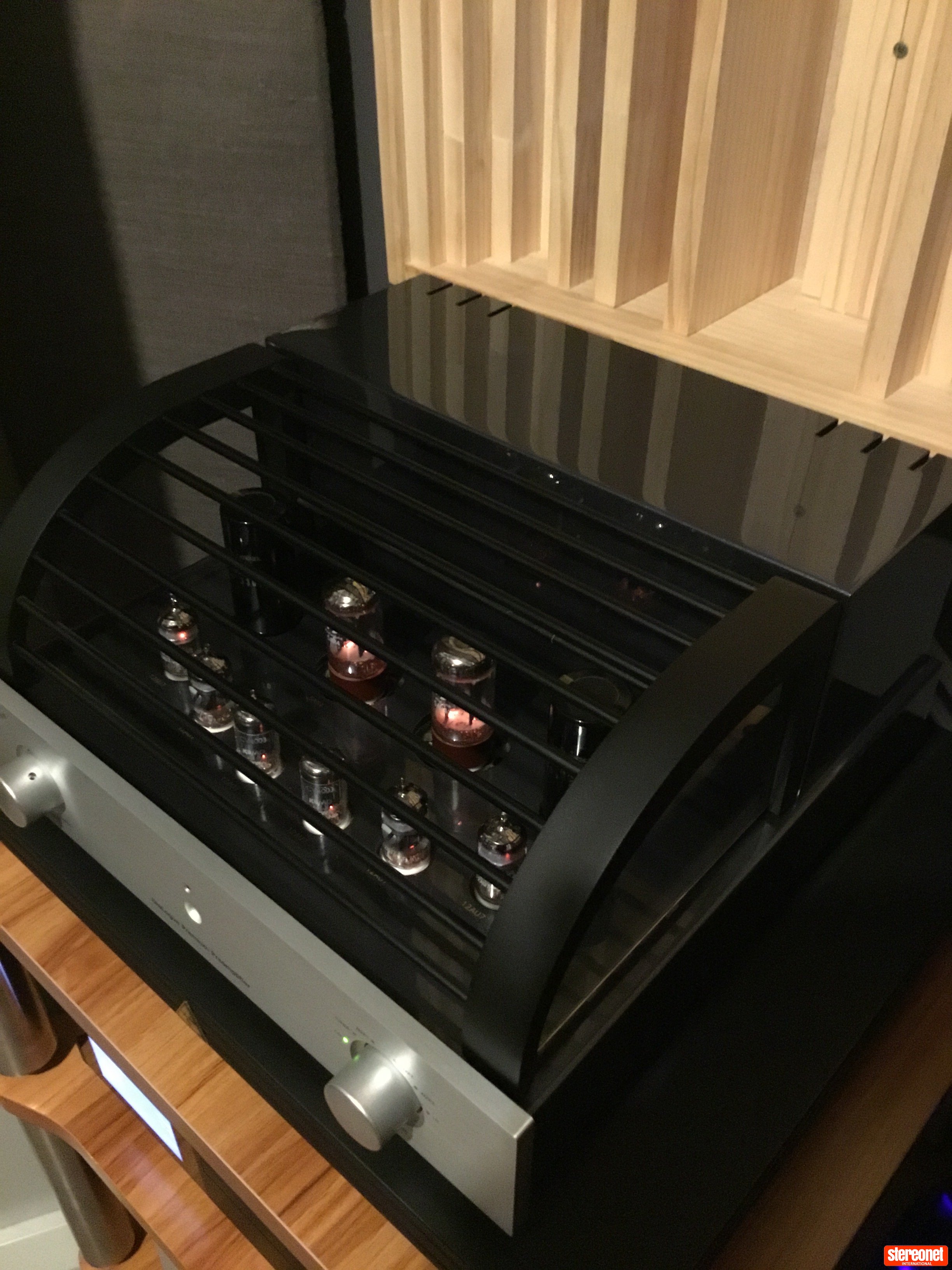 PrimaLuna Dialogue premium Pre Amplifier - Pre Amplifiers - StereoNET