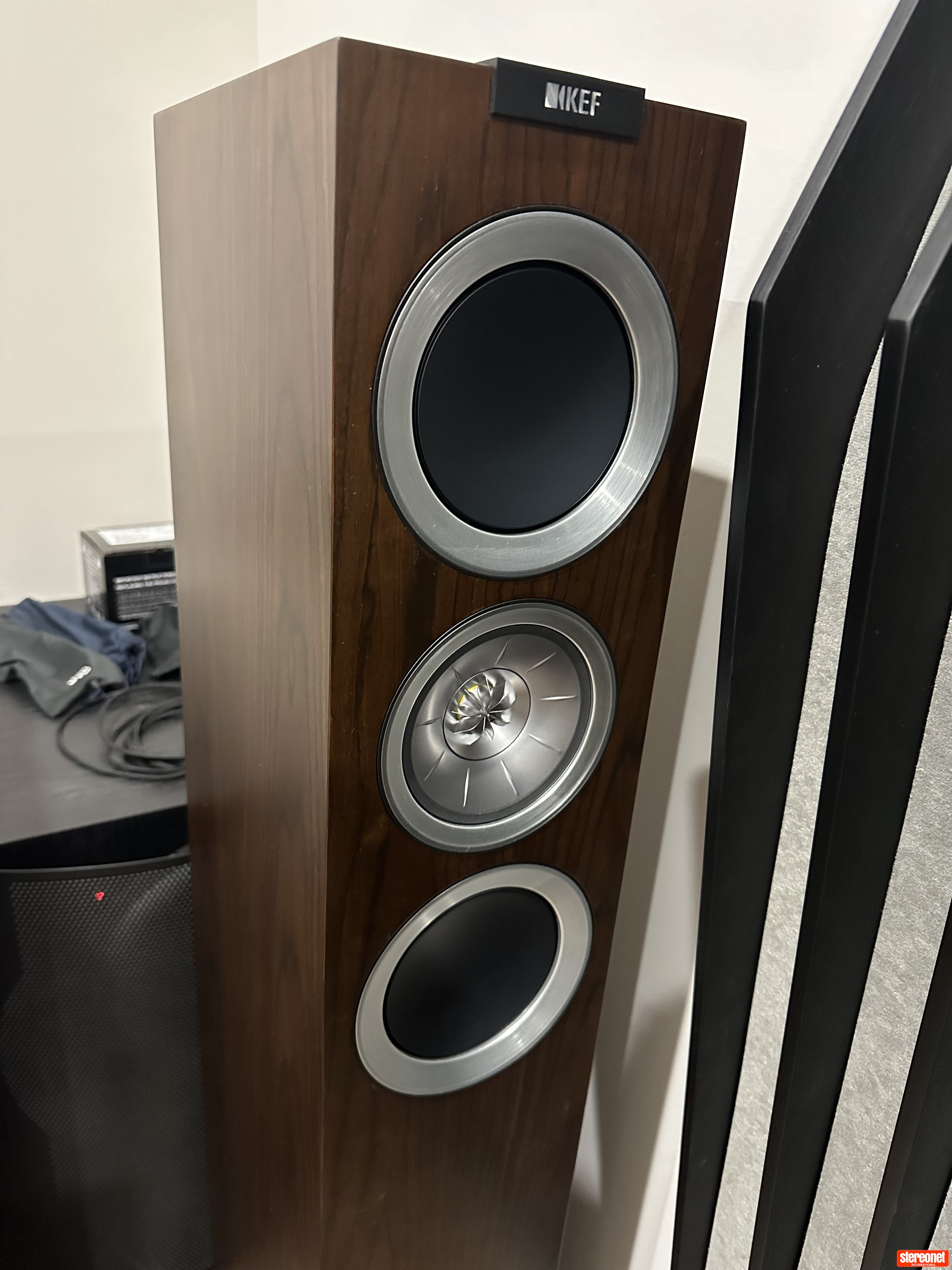 KEF R500 + Isoacoustics Gaia 3 Floorstanding Loudspeakers ...