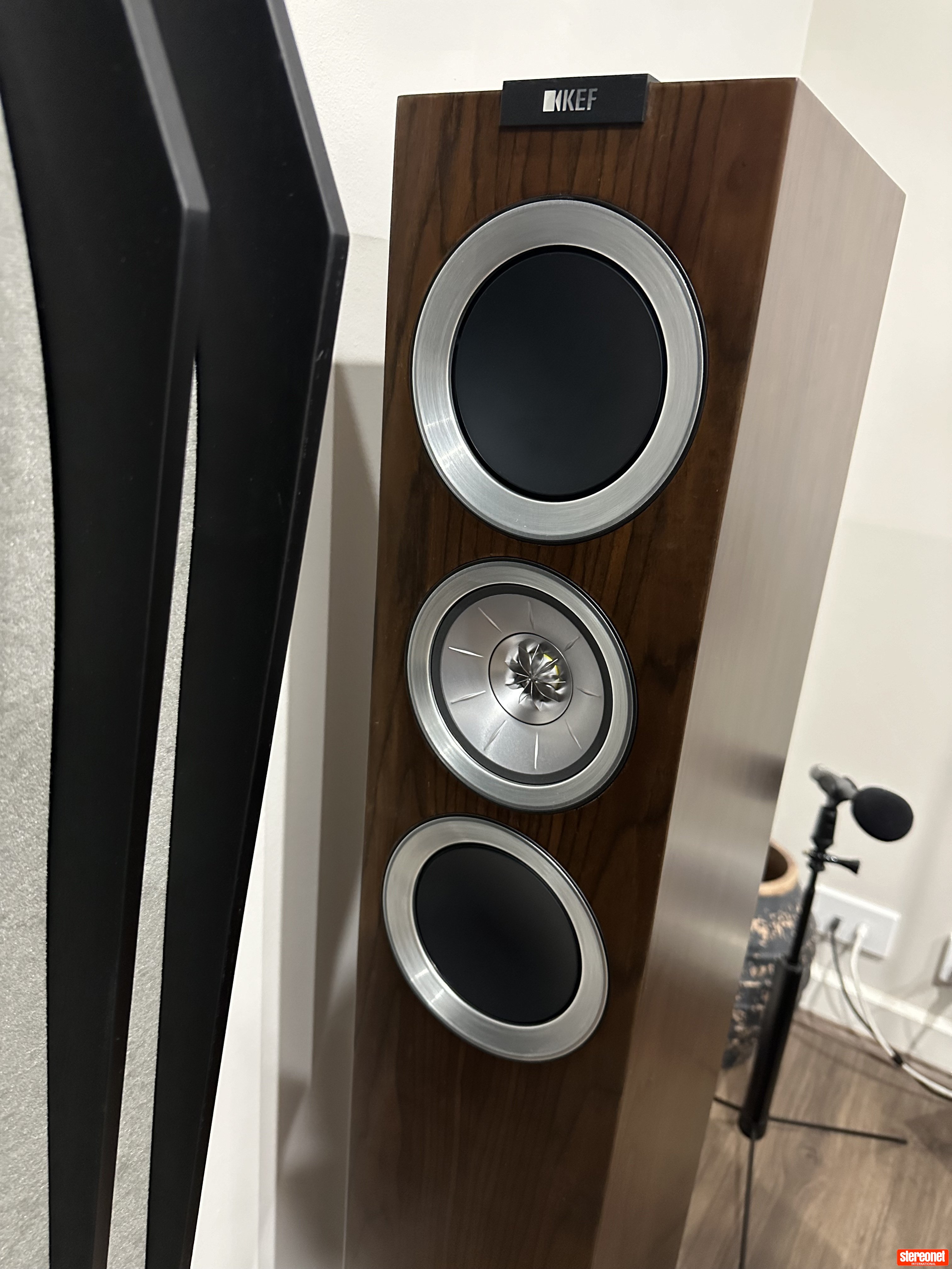 KEF R500 + Isoacoustics Gaia 3 Floorstanding Loudspeakers ...