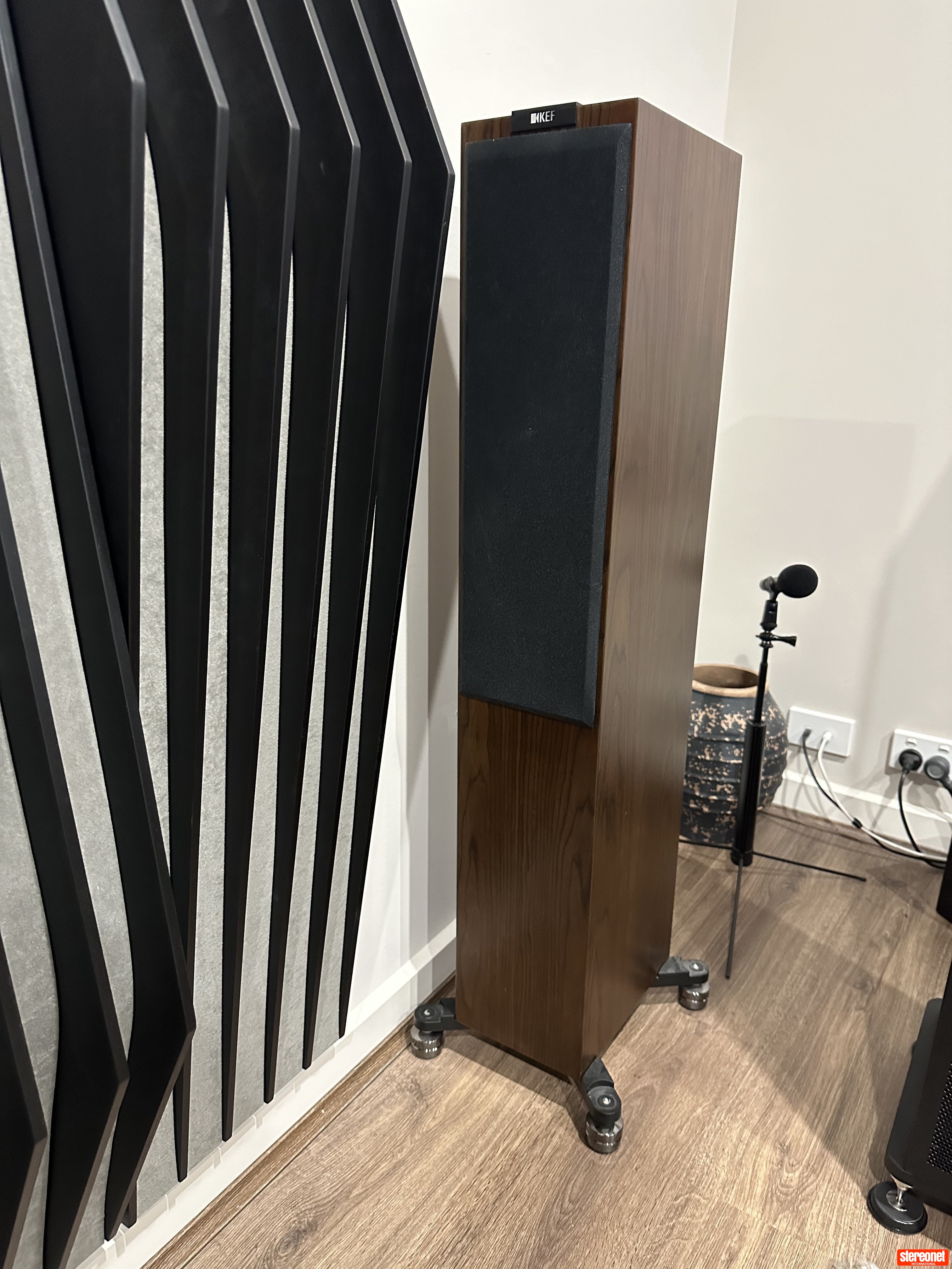 KEF R500 + Isoacoustics Gaia 3 Floorstanding Loudspeakers ...