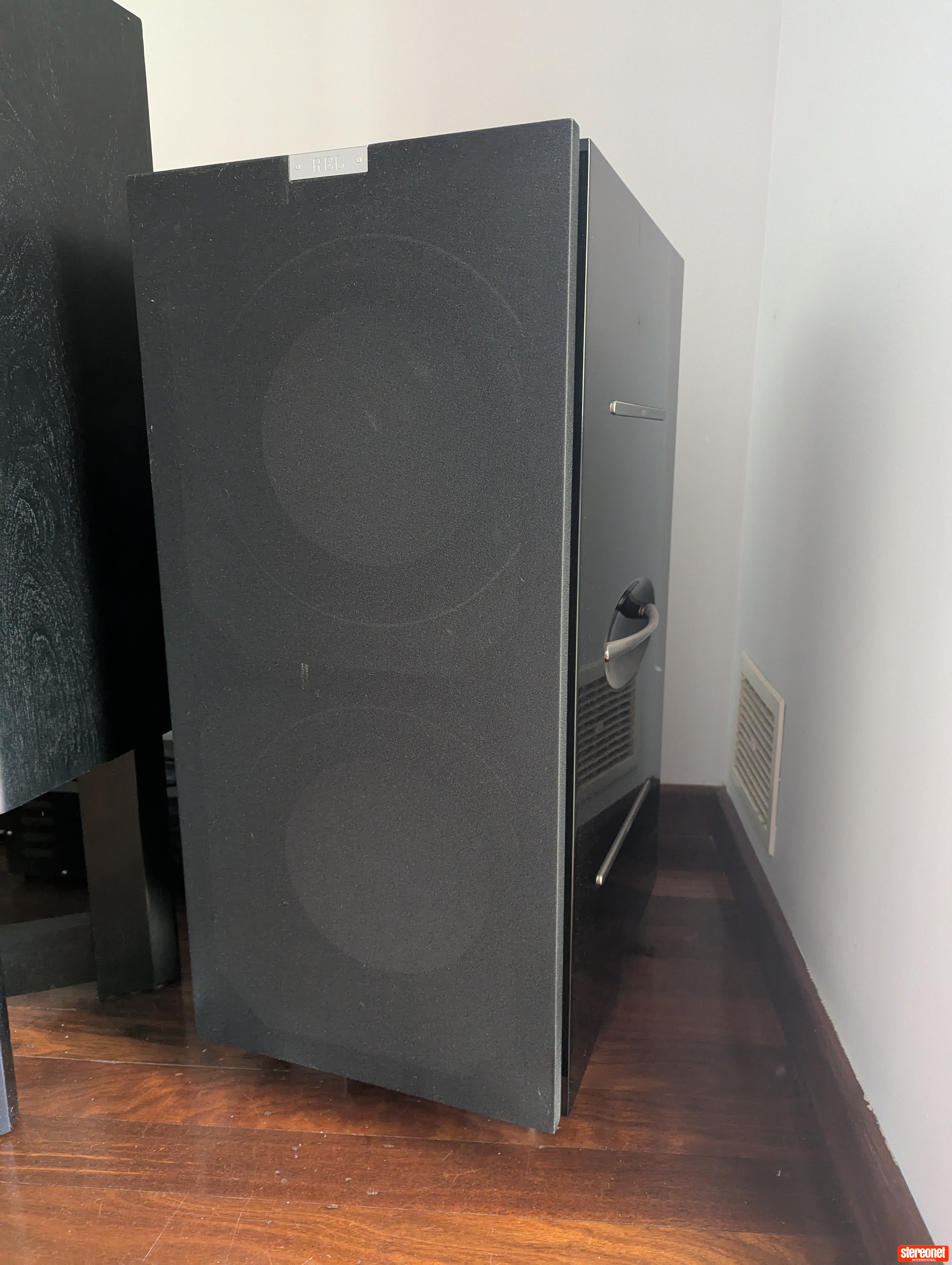 REL Acoustics 212 SX Subwoofer (Active / Powered) - Subwoofers - StereoNET