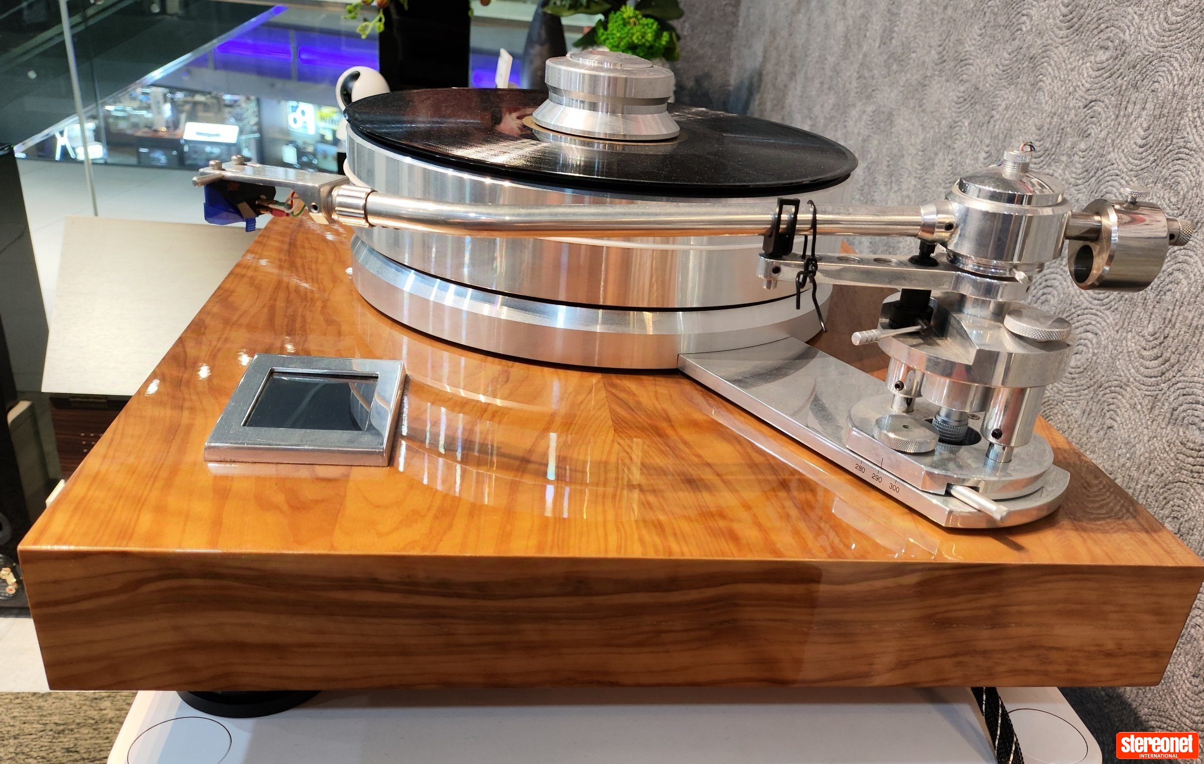Pro-Ject Signature 12 Turntable - Turntables & Record Players - StereoNET