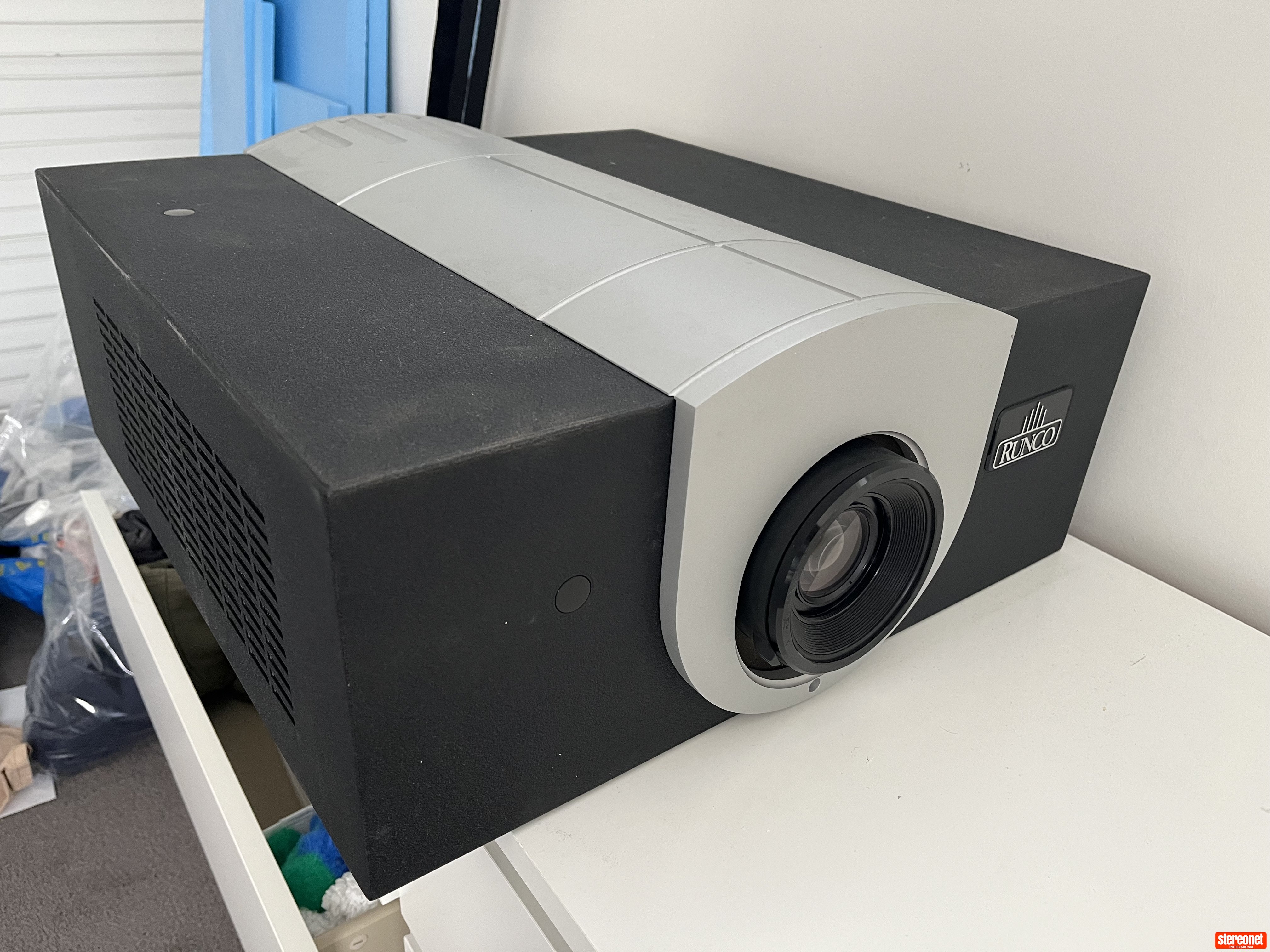 Runco Q750 LED Projector Projector - Projectors & Screens - StereoNET