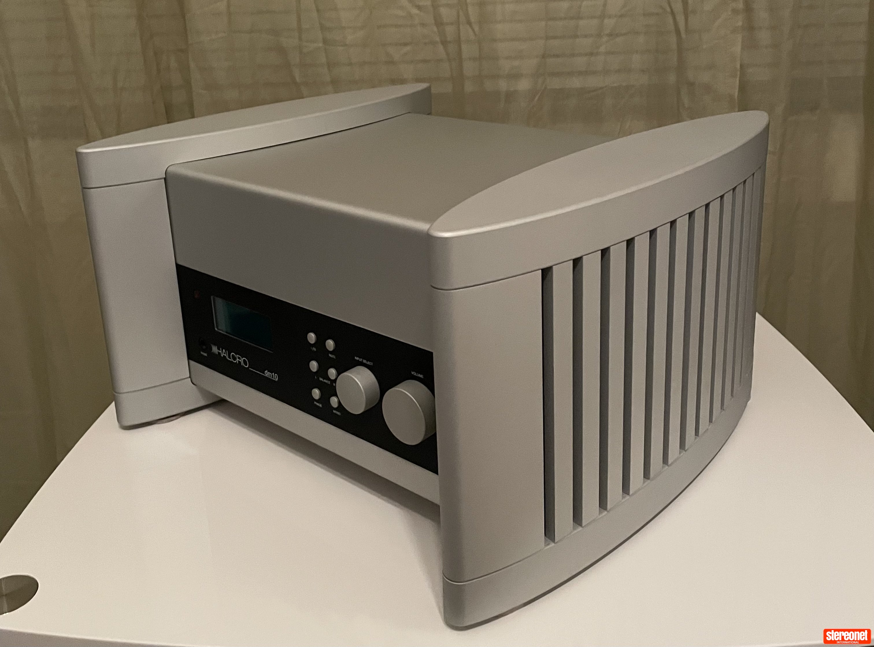 Halcro DM10 Pre Amplifier - Pre Amplifiers - StereoNET