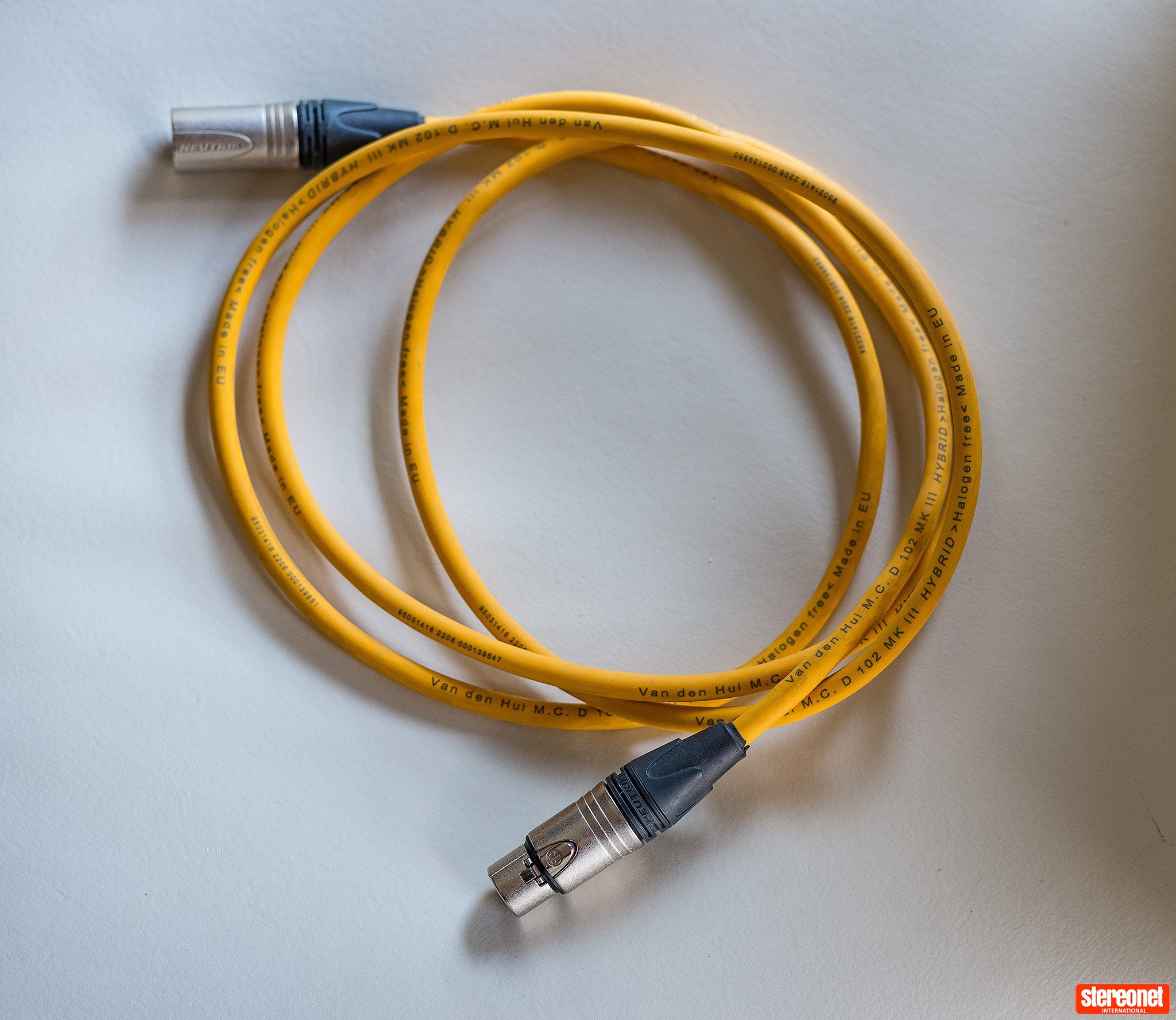 Van Den Hul The D-102/III Hybrid (Single 2M cable) Interconnect Cables ...