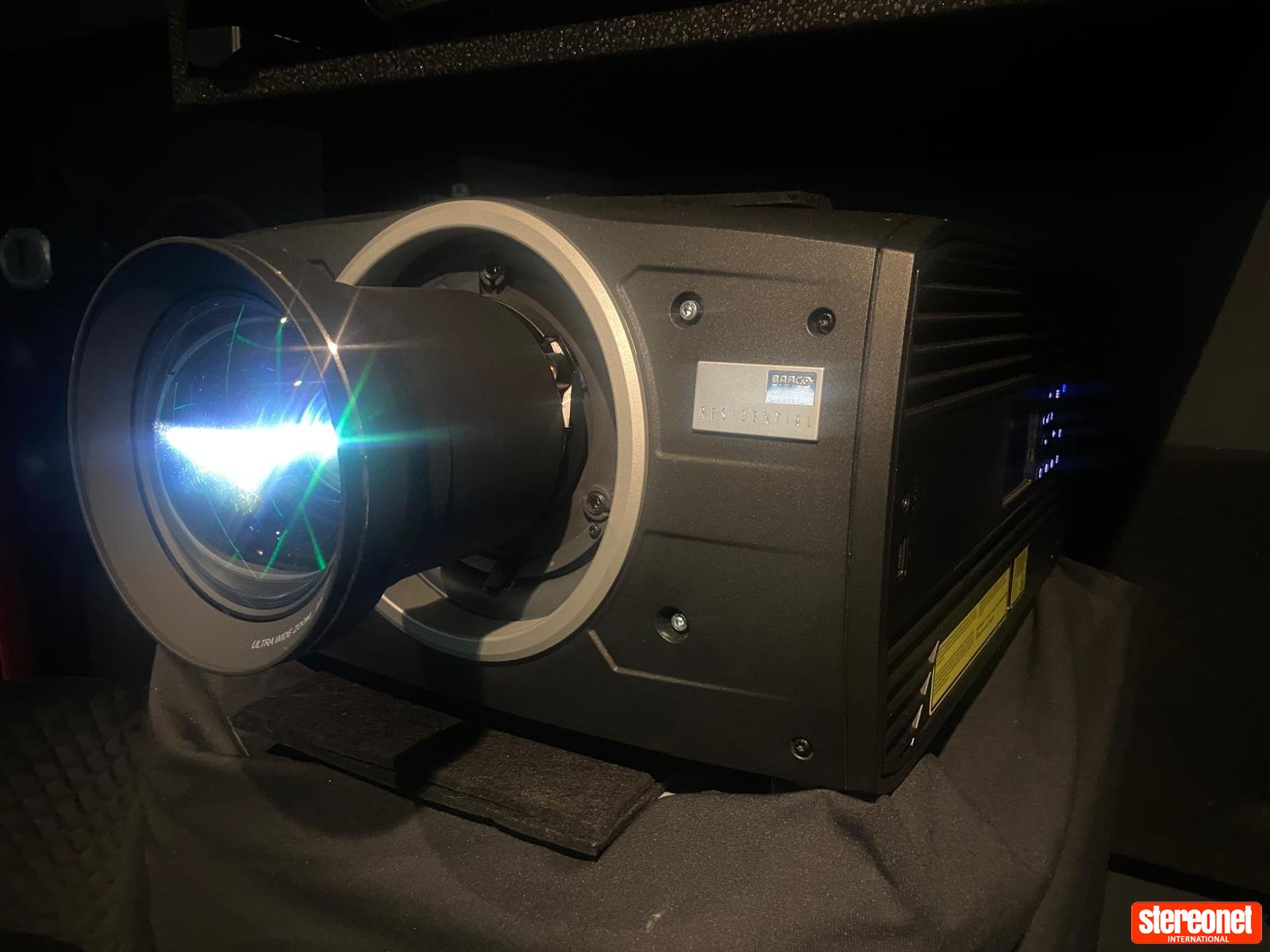 Barco Balder CS Projector - Projectors & Screens - StereoNET