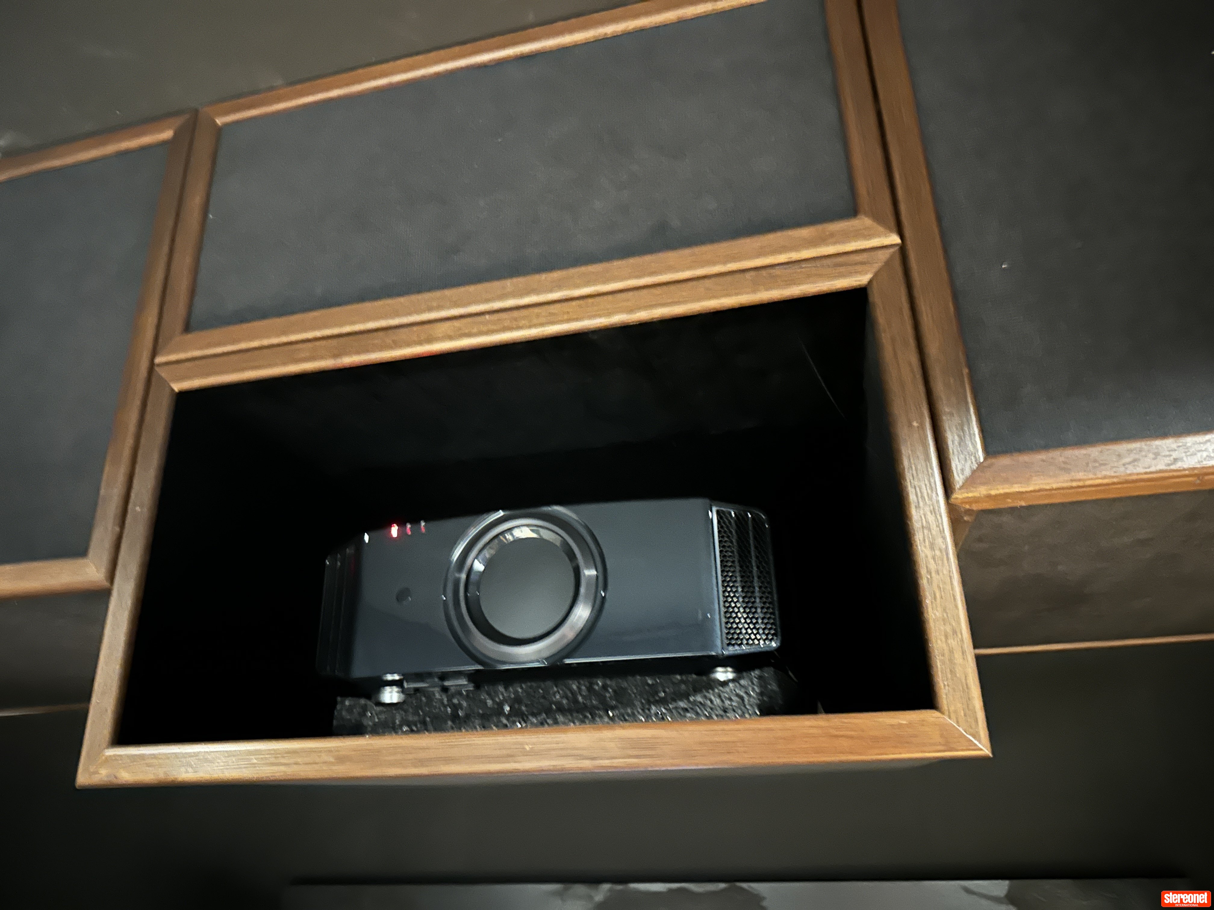 JVC X7900 Projector - Projectors & Screens - StereoNET