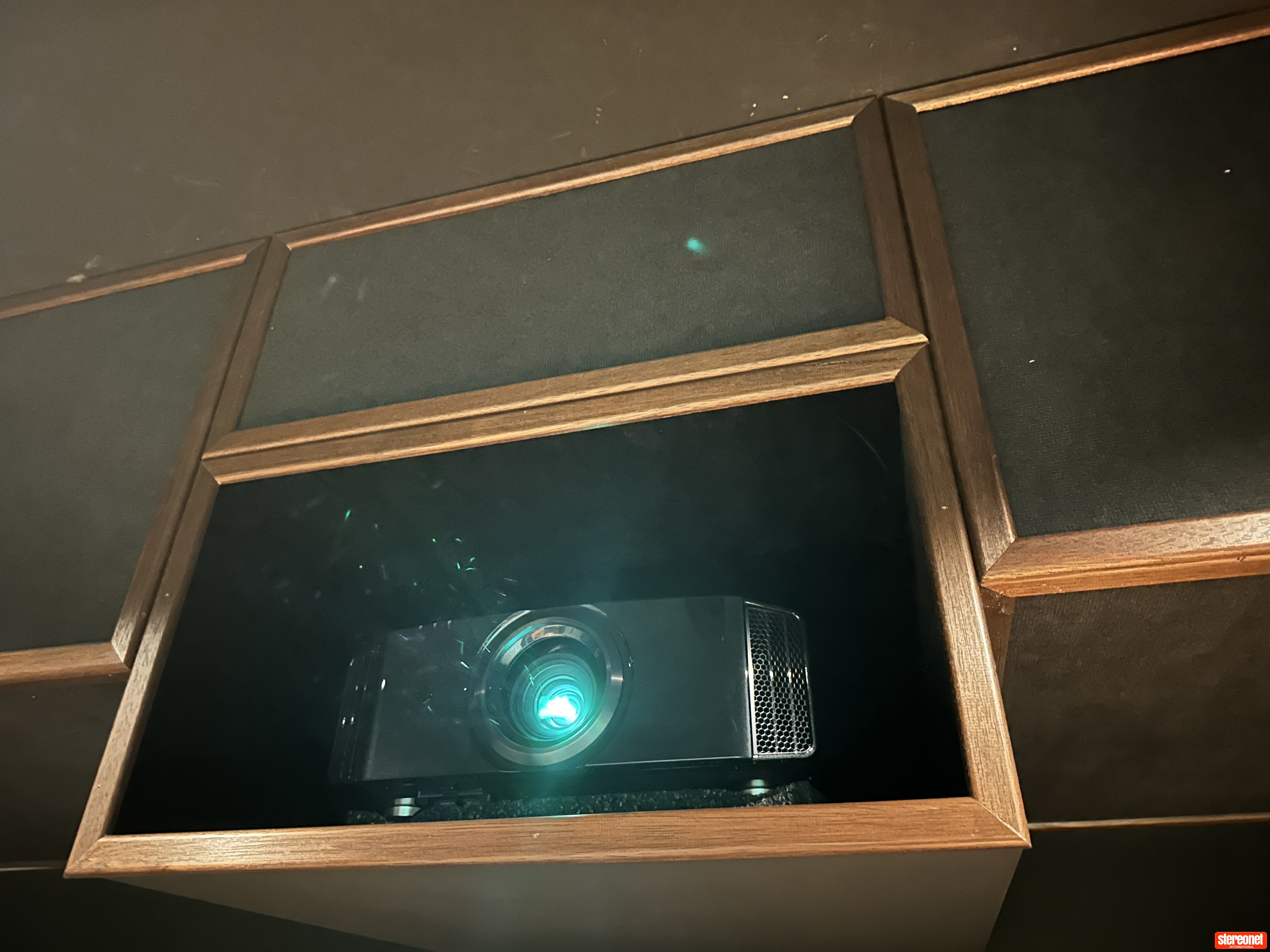 JVC X7900 Projector - Projectors & Screens - StereoNET