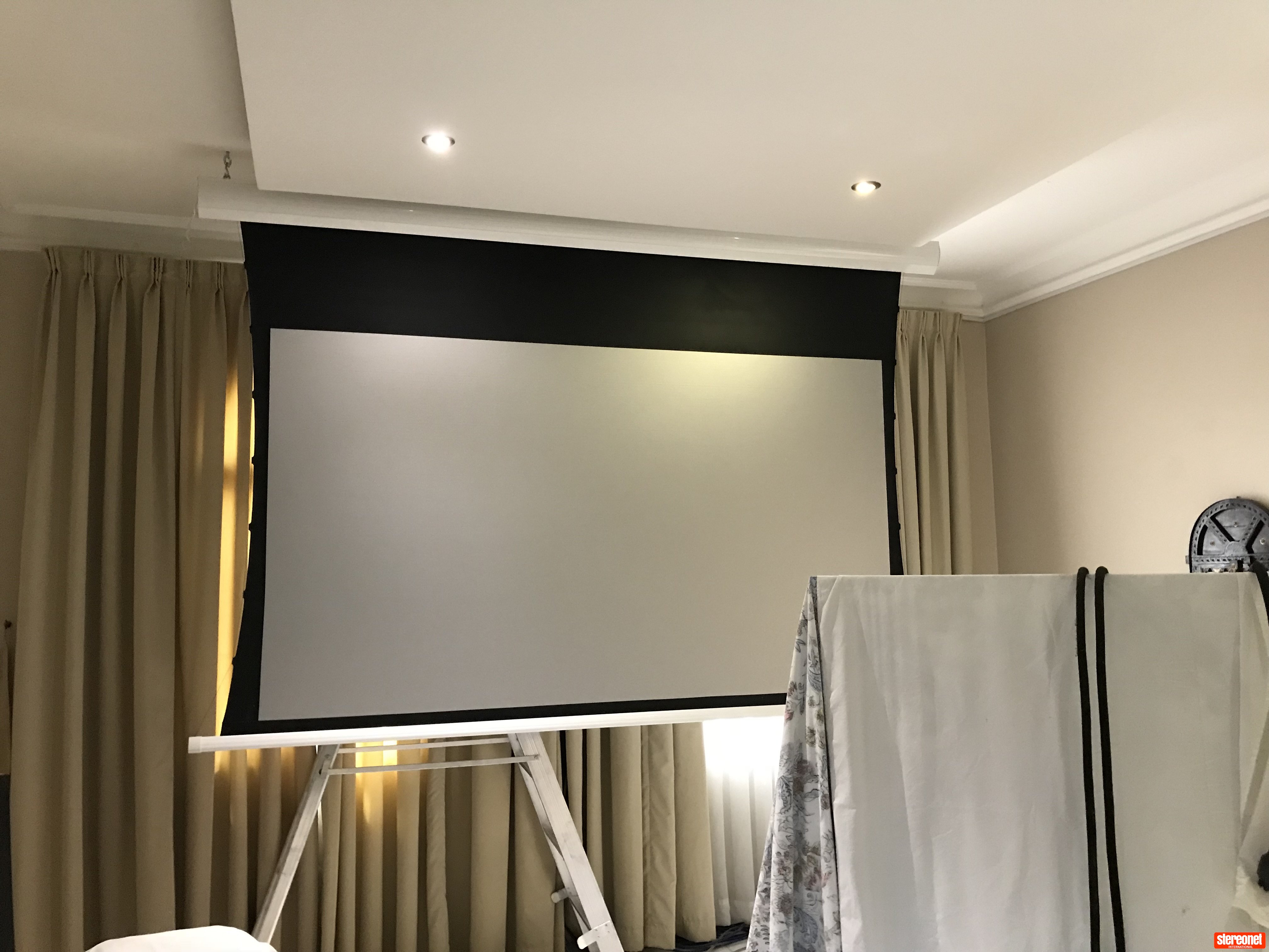 Elite Reference Studio Projector Screen - Projectors & Screens - StereoNET