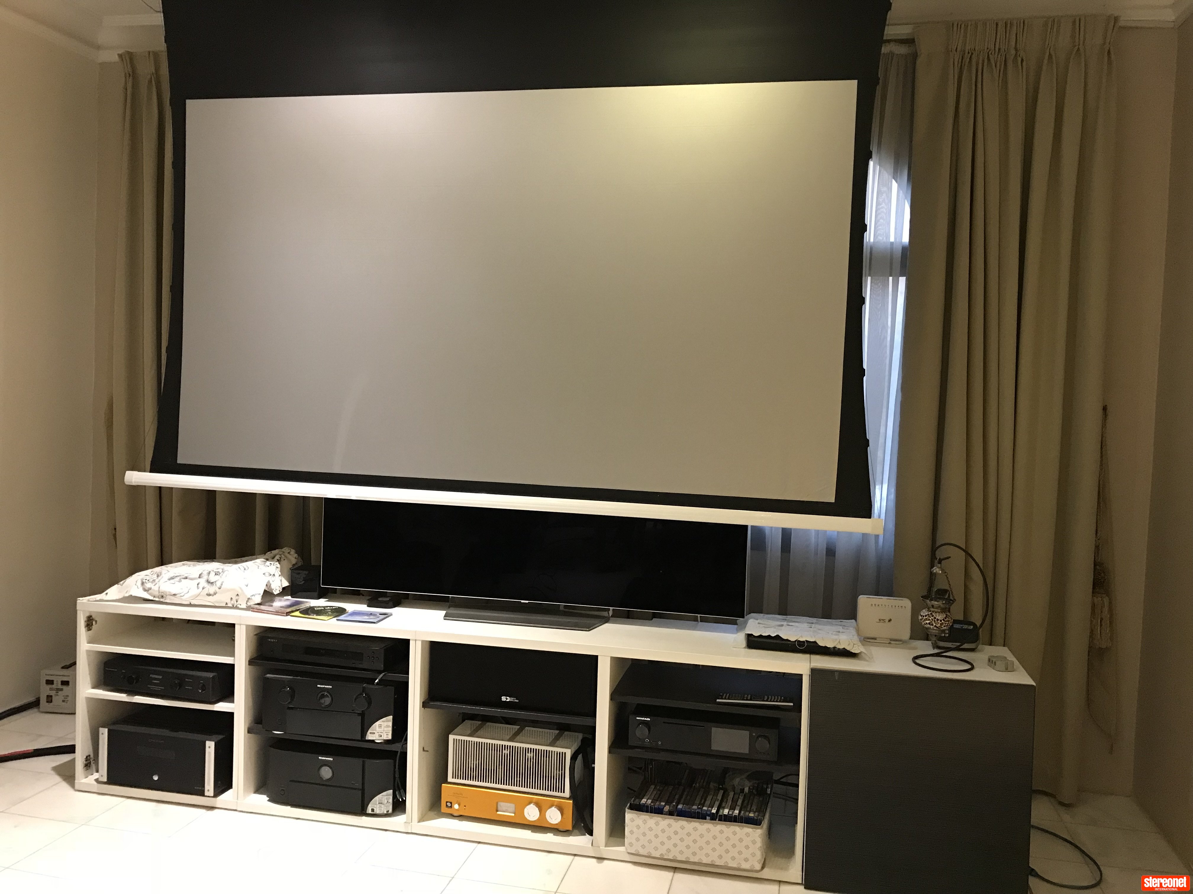 Elite Reference Studio Projector Screen - Projectors & Screens - StereoNET