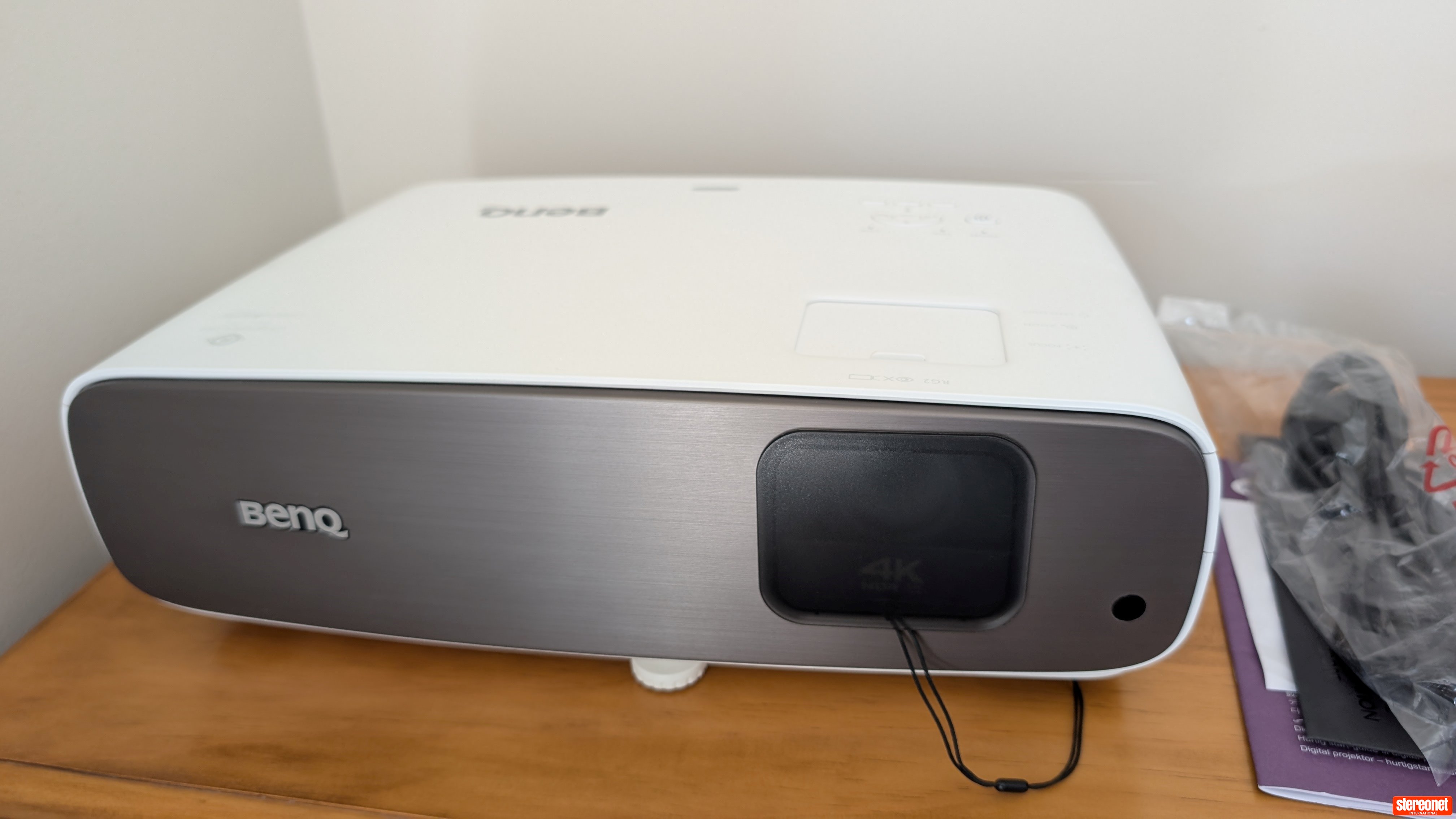 BenQ W2700 Projector - Projectors & Screens - StereoNET