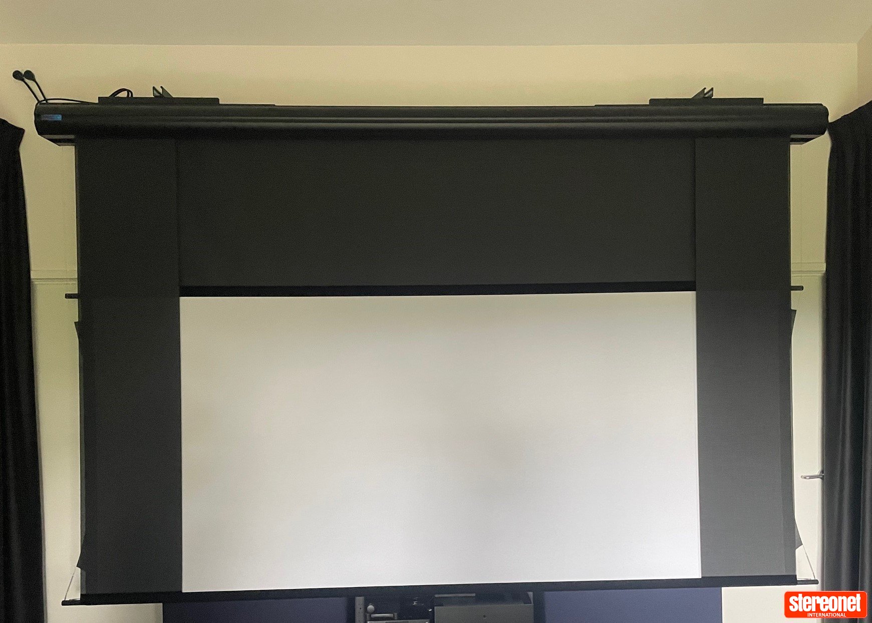 SeymourAV UF 2.35:1 130inch diagonal Projector Screen - Projectors ...